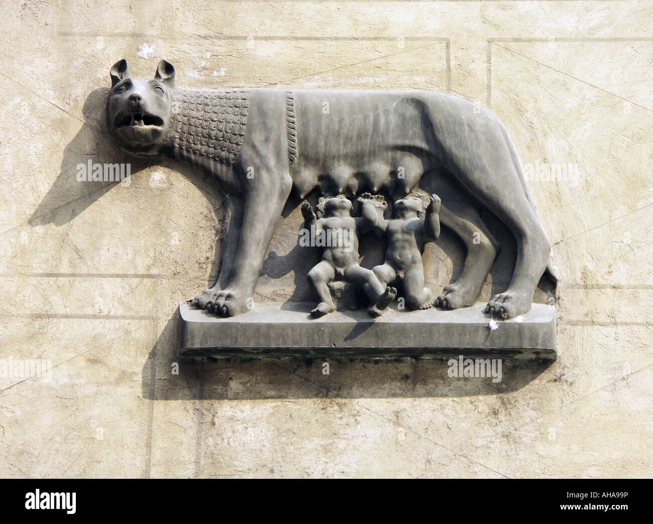 The wolf suckling the twins romulus and remus hi-res stock photography ...