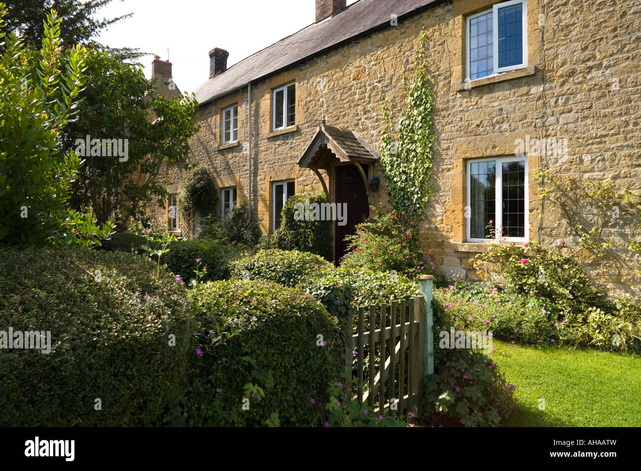 Stone cottages in the Cotswold village of Willersey, Gloucestershire ...