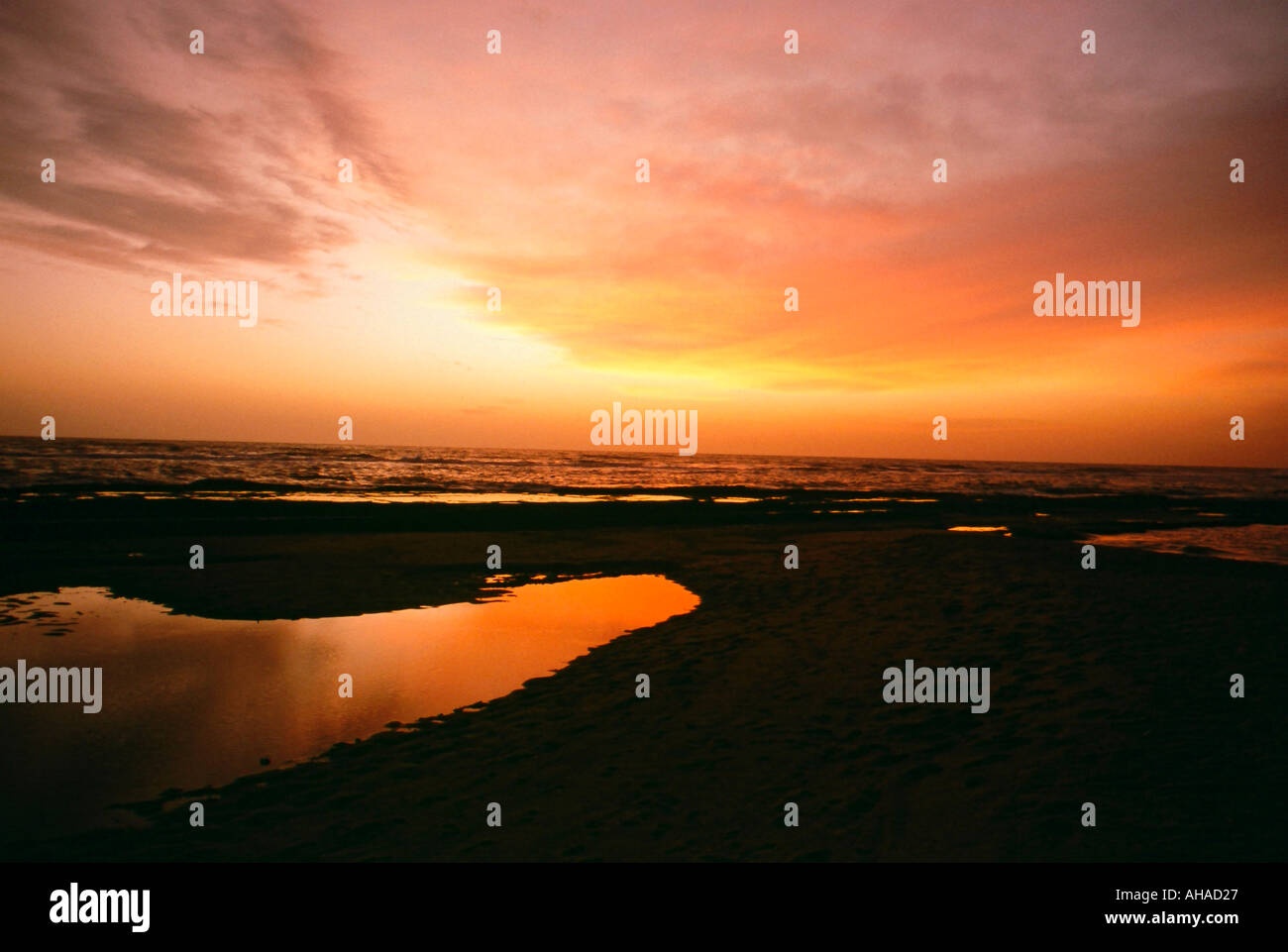 Land over water hi-res stock photography and images - Alamy