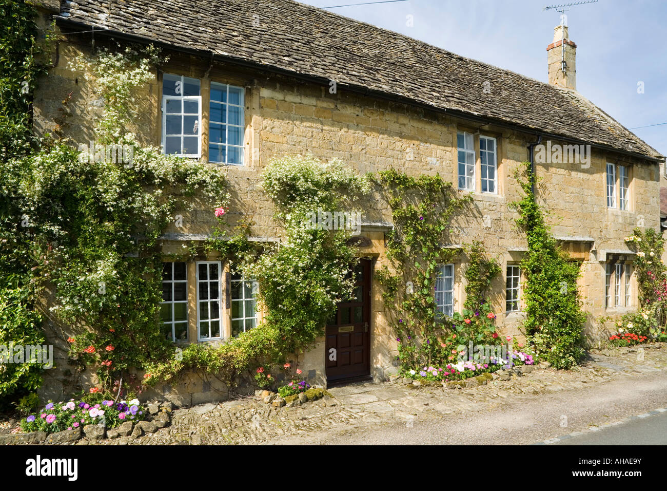 Stone cottages in the Cotswold village of Willersey, Gloucestershire ...