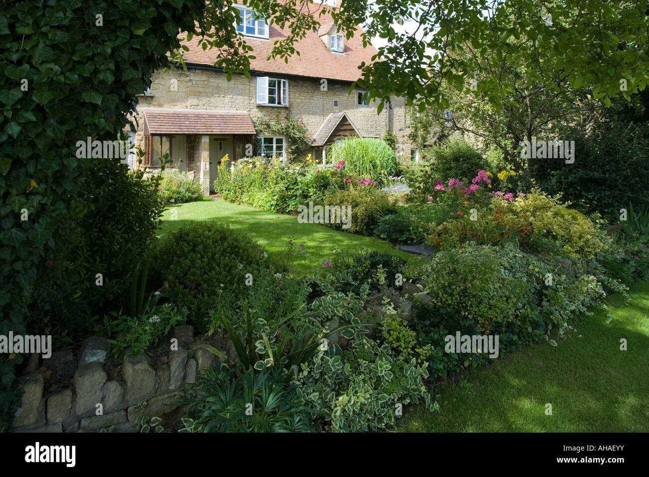 Cottages and gardens in the Cotswold village of Willersey ...