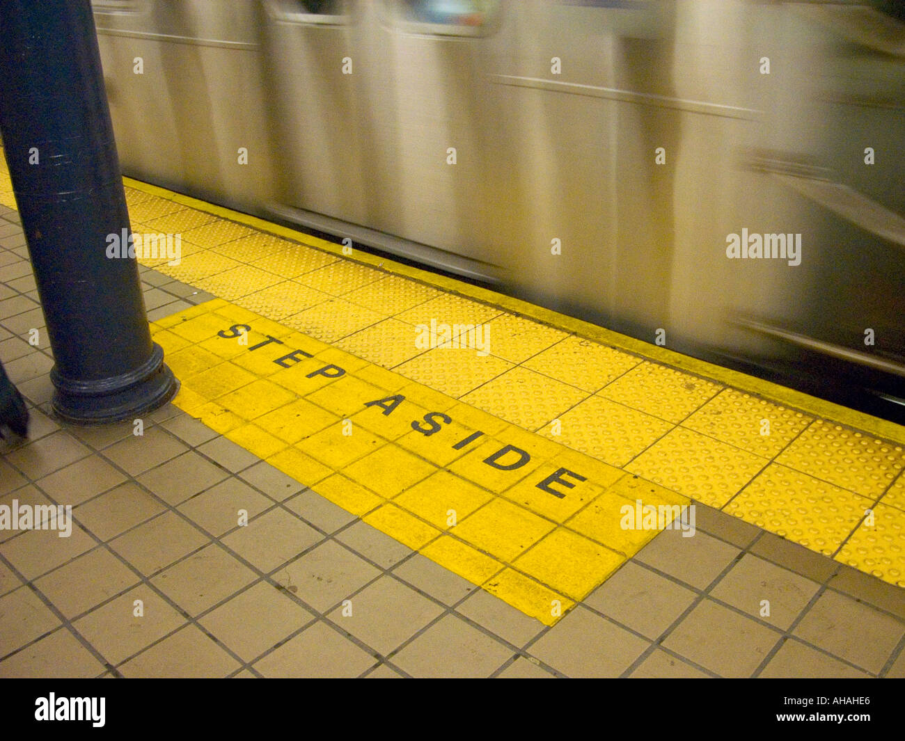 Empty platform underground subway hi-res stock photography and images ...