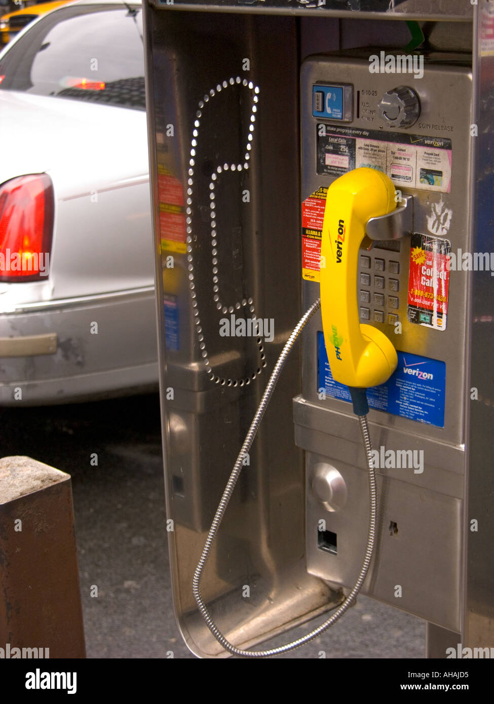 Pay phone booth new york hi-res stock photography and images - Alamy
