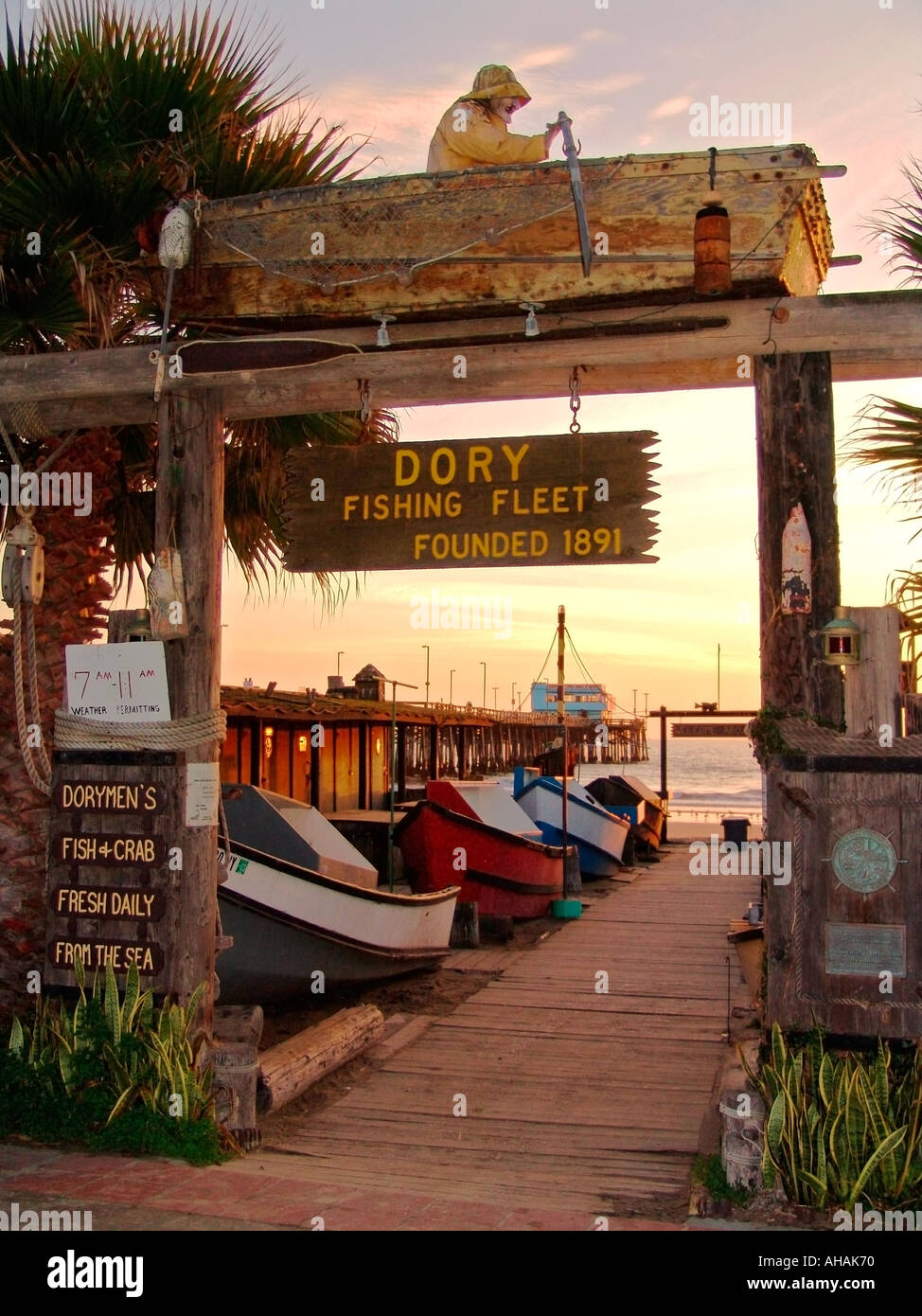Sunset after closing for the Dory Fleet fish market in Newport Beach ...