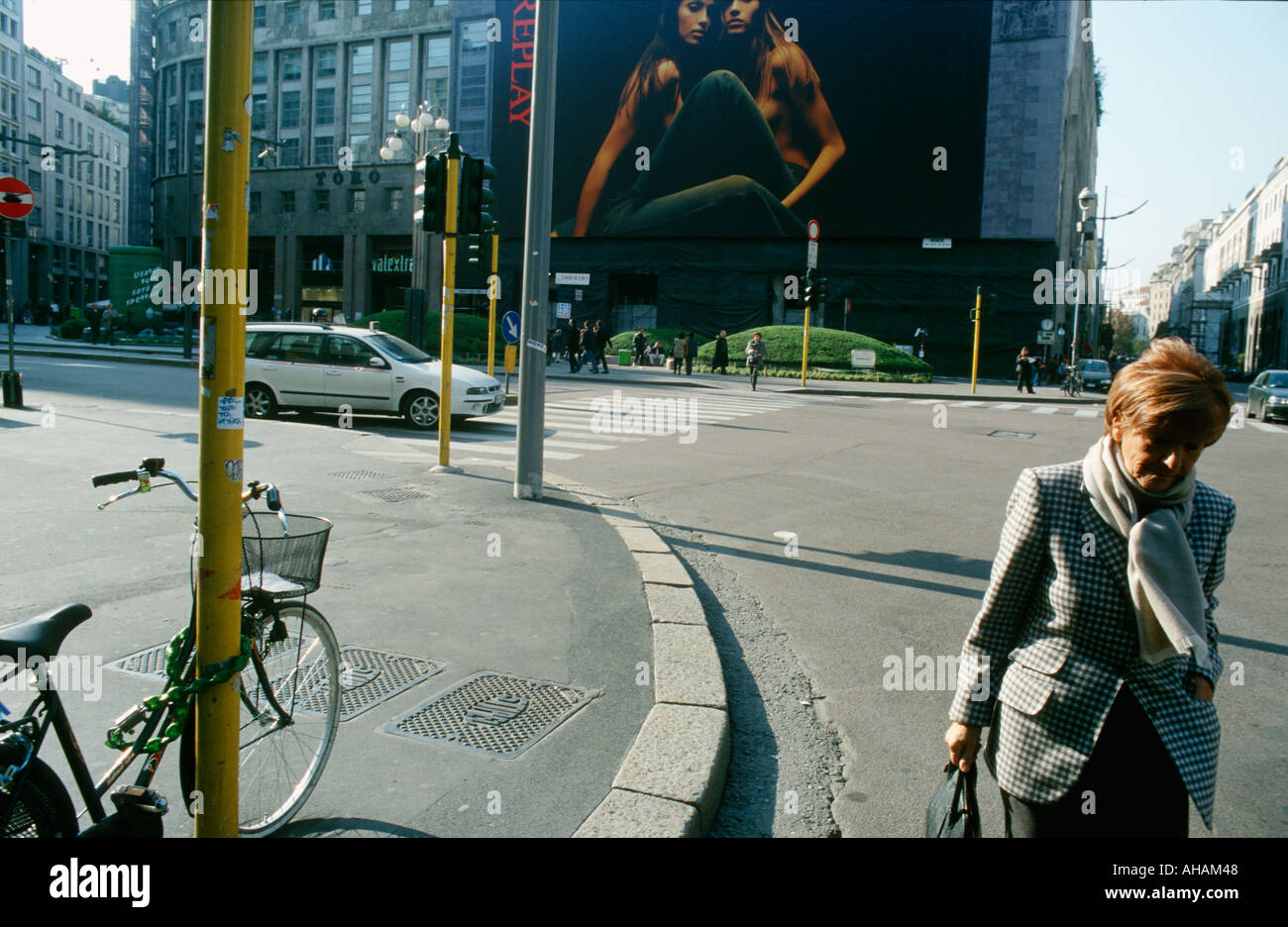 Plaza san babila plaza hi-res stock photography and images - Alamy