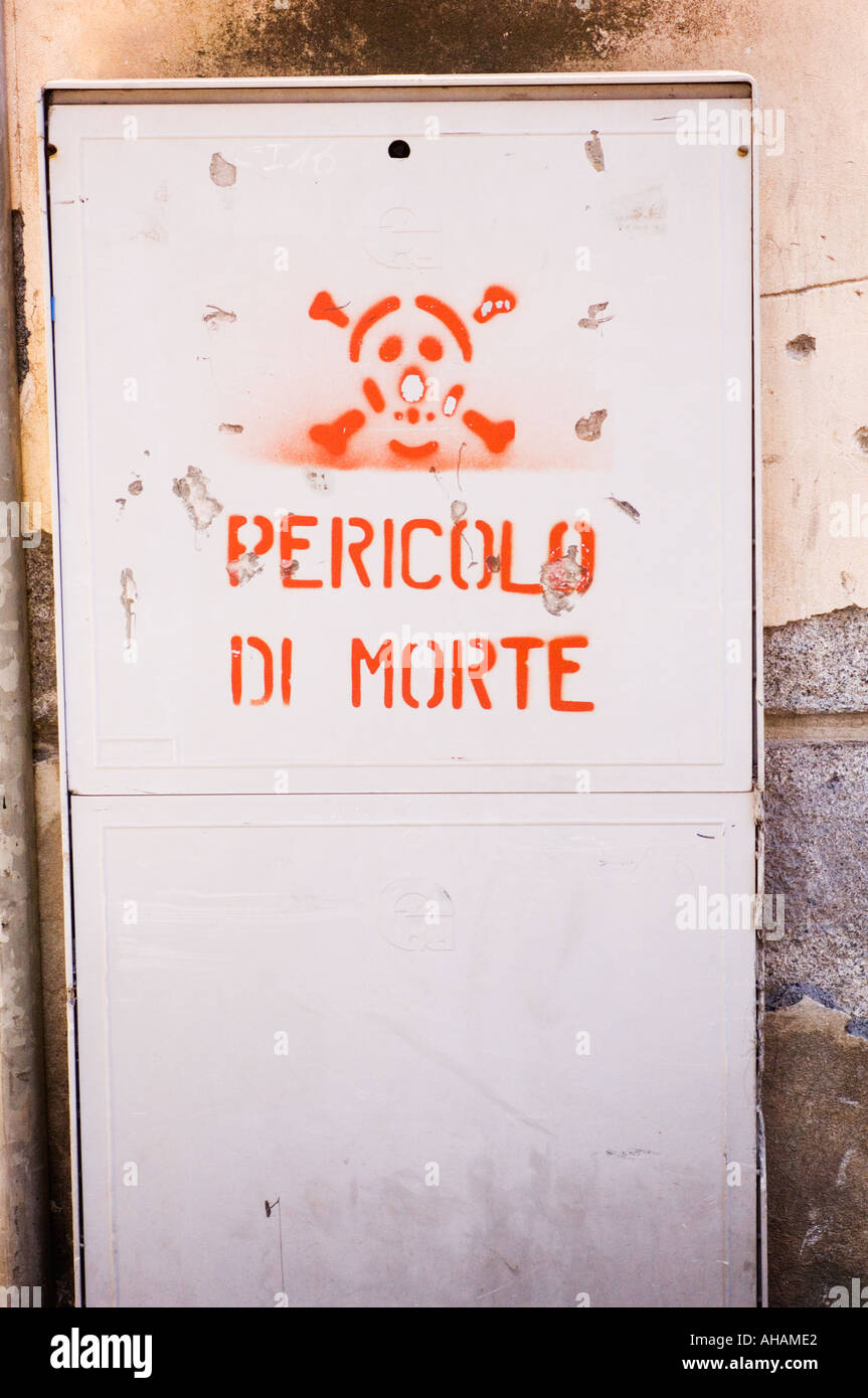 Electric power warning sign skull hi-res stock photography and images ...