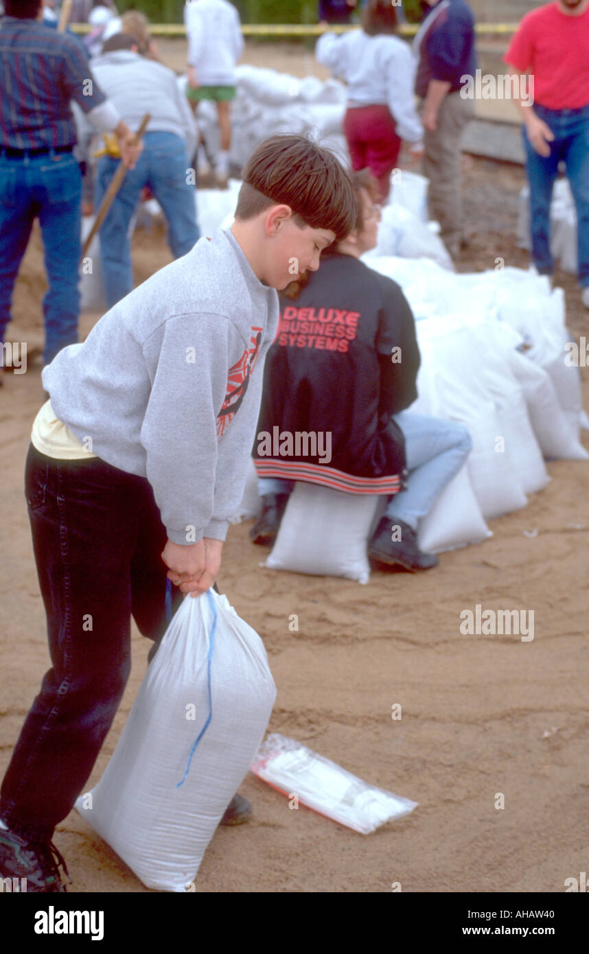 Sandbag flood people hi-res stock photography and images - Alamy