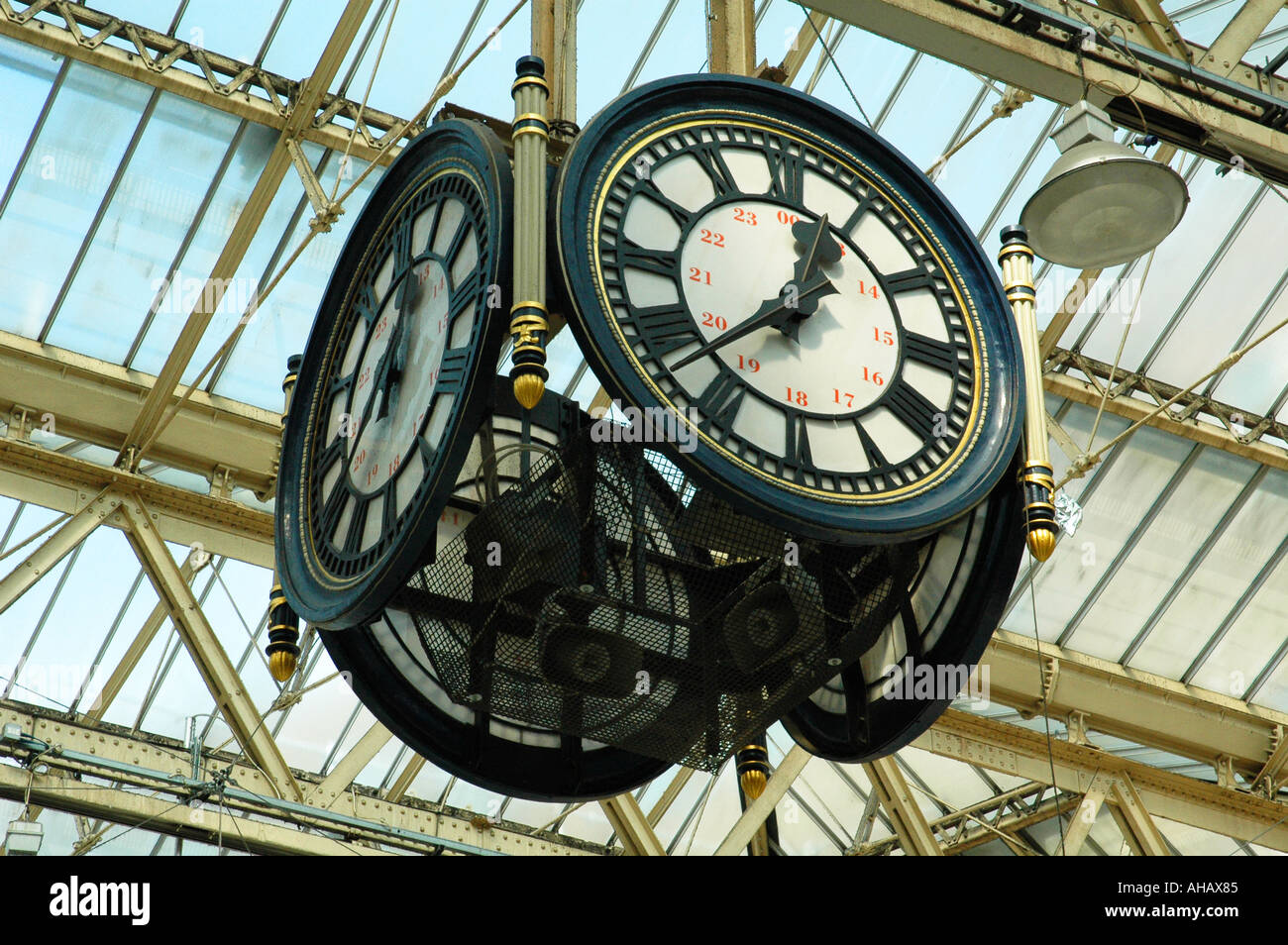 Clock at waterloo station hi-res stock photography and images - Alamy