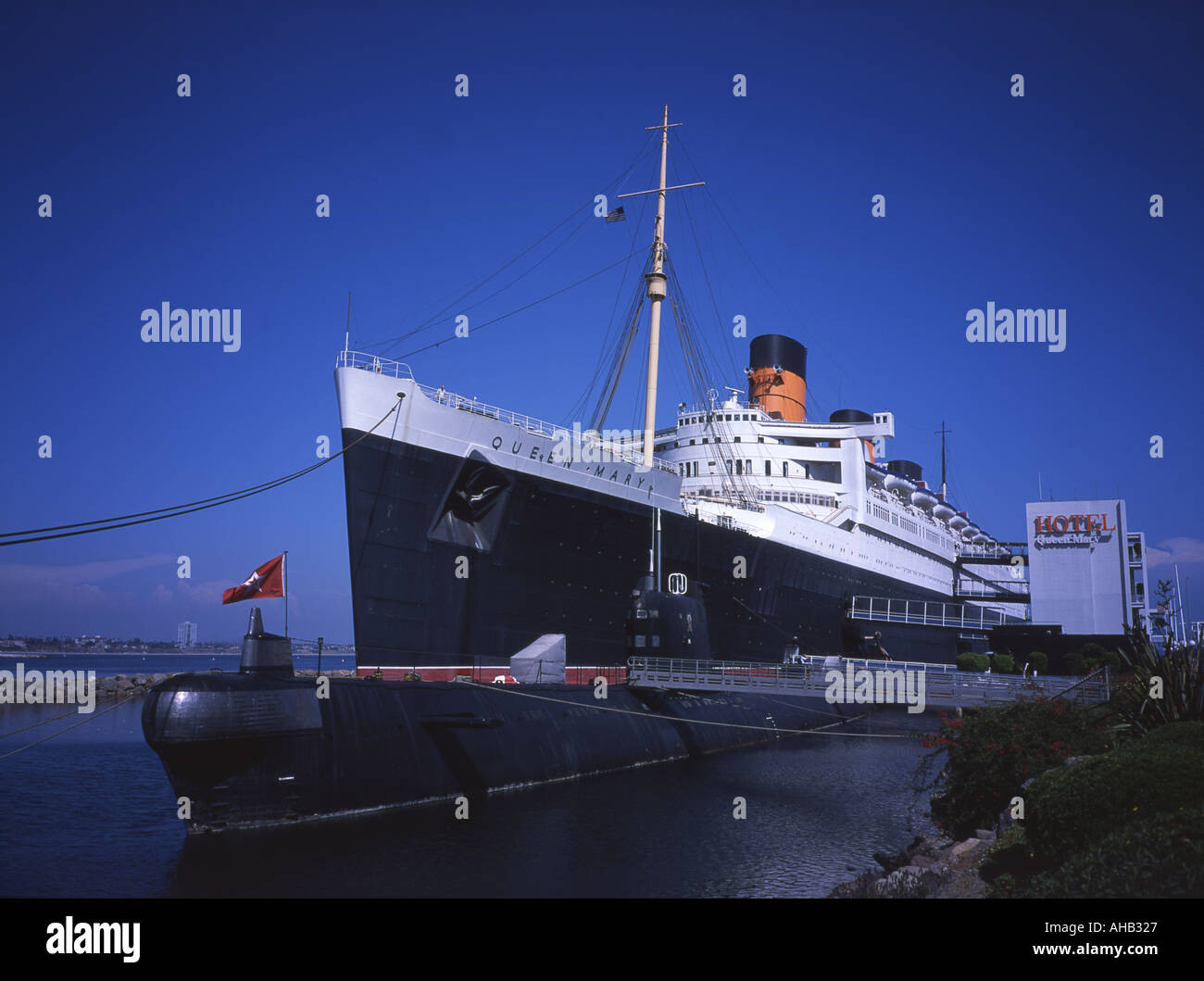 Queen Mary ocean liner and Russian Scorpion submarine Stock Photo - Alamy