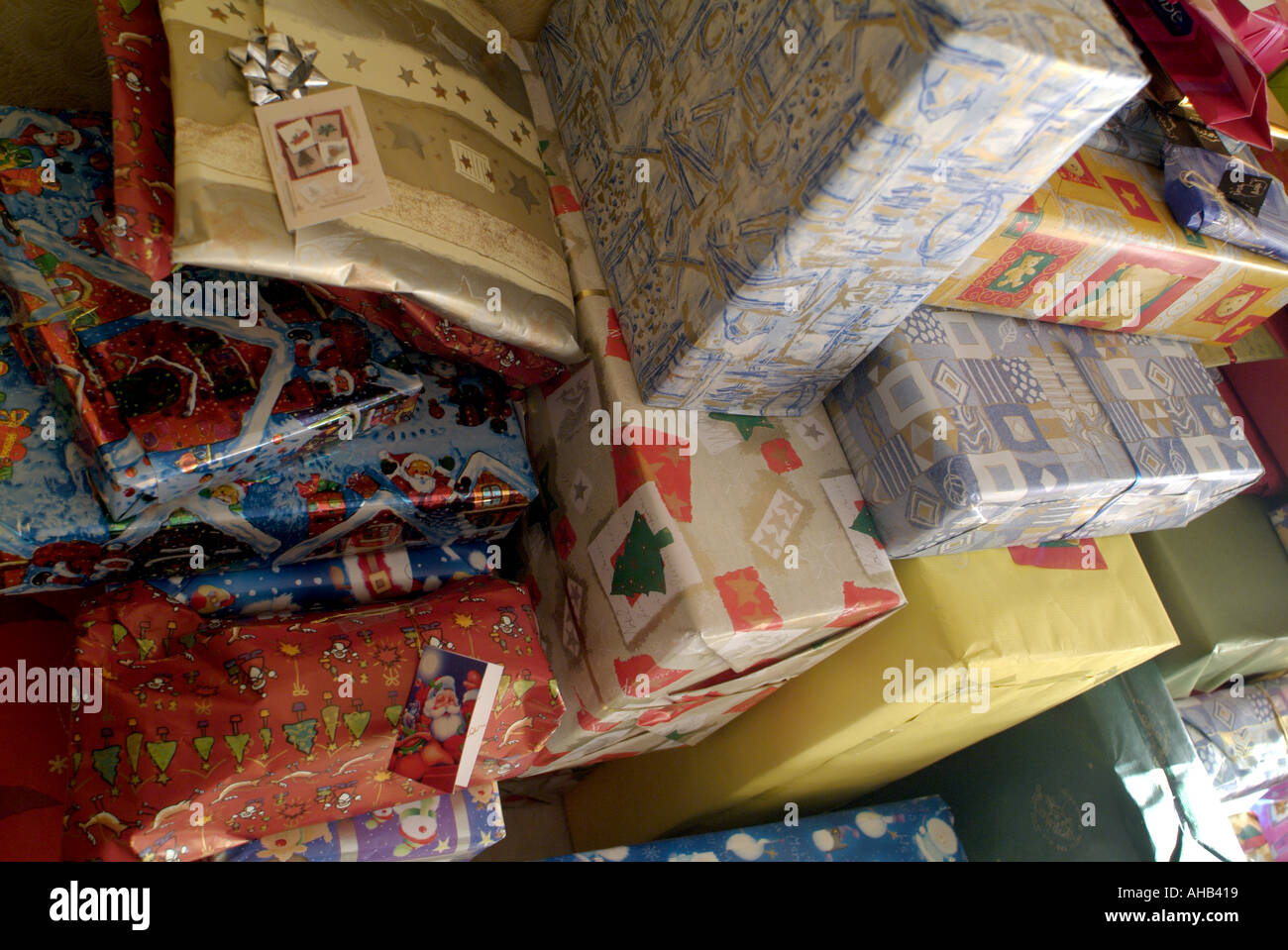 Pile of Christmas presents Stock Photo - Alamy