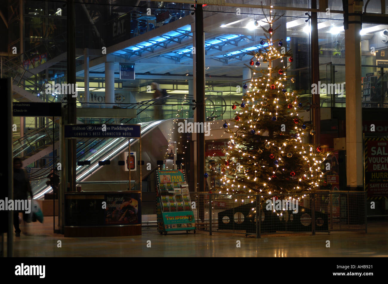 Christmas tree at Londons Paddington station Stock Photo - Alamy