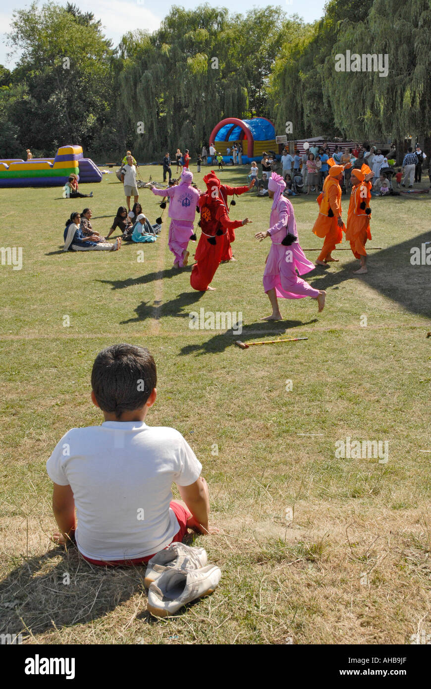 Pakistani dancers hi-res stock photography and images - Alamy