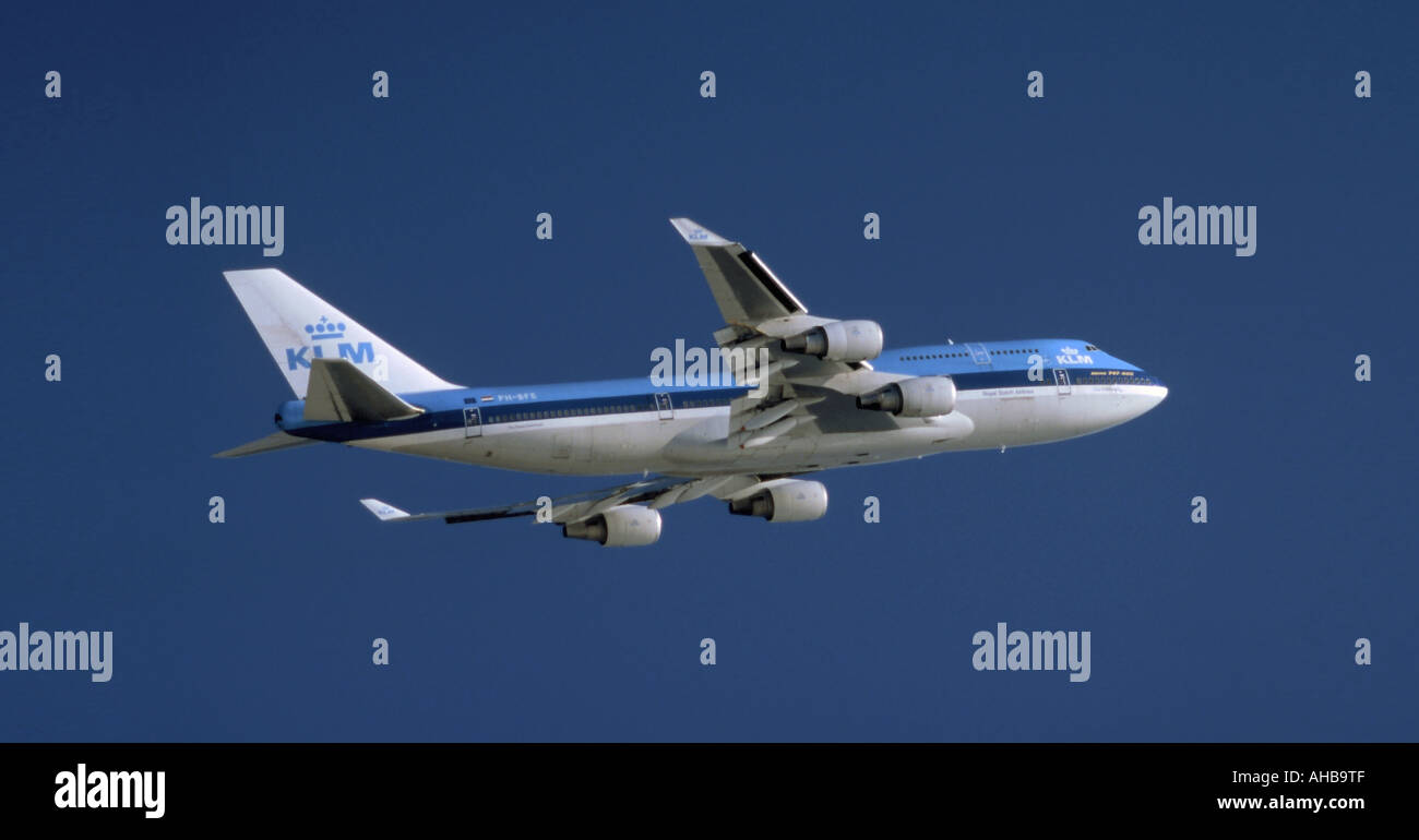 Commercial aircraft climbing after takeoff hi-res stock photography and images - Alamy