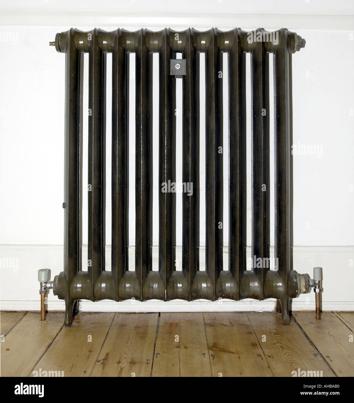 Cast iron radiator hi-res stock photography and images - Alamy