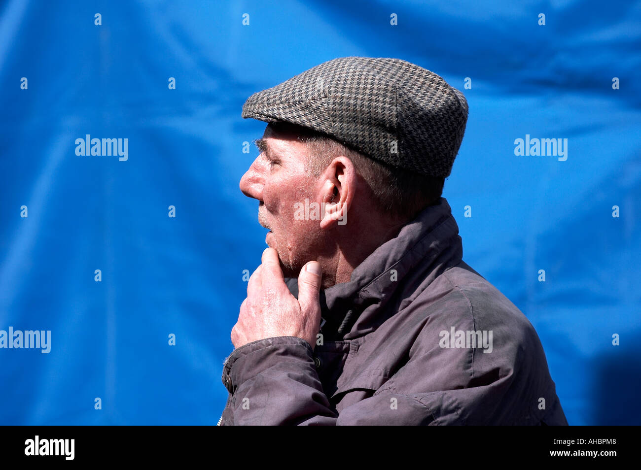 Pete Postlethwaite on the film set of Closing the Ring Stock Photo - Alamy