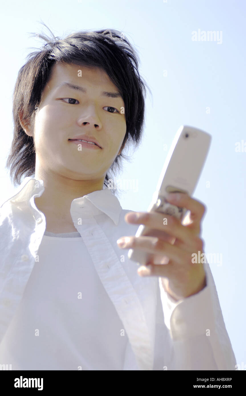 Man looking at a cell phone Stock Photo - Alamy