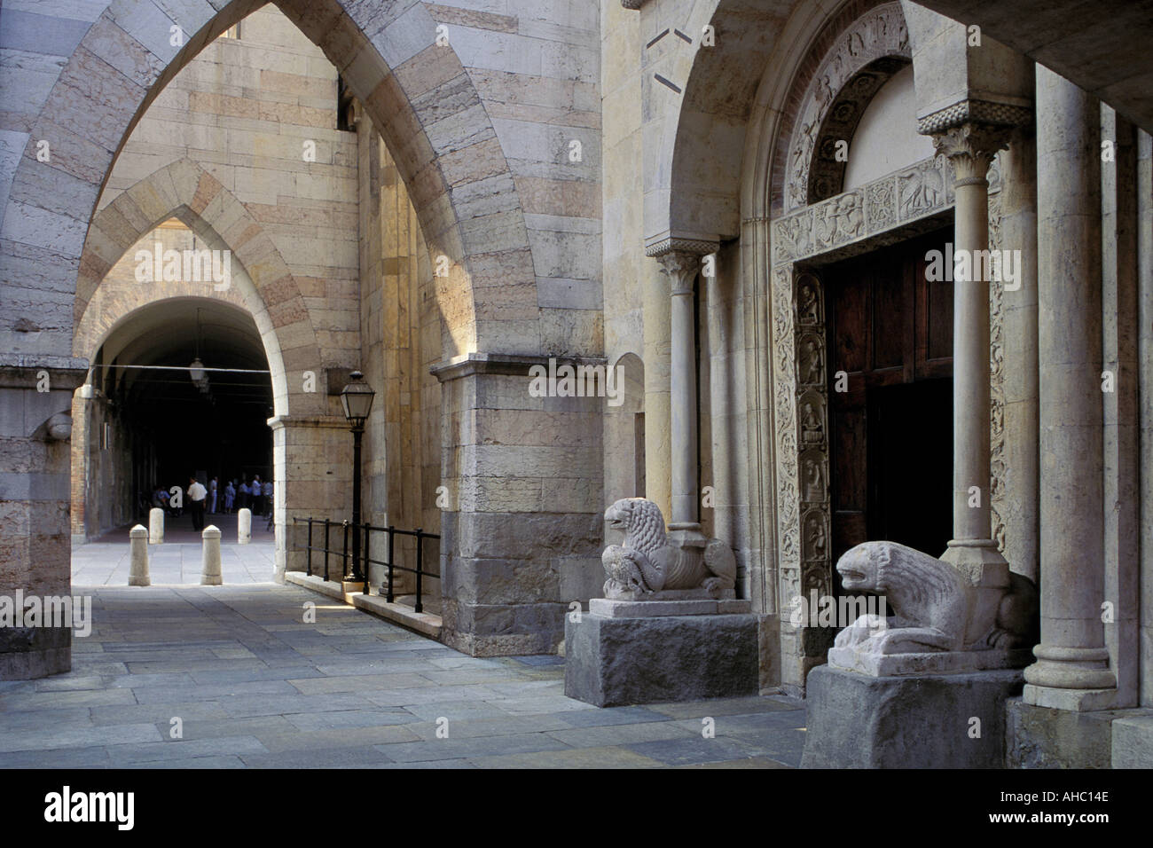 Modena cathedral column hi-res stock photography and images - Alamy