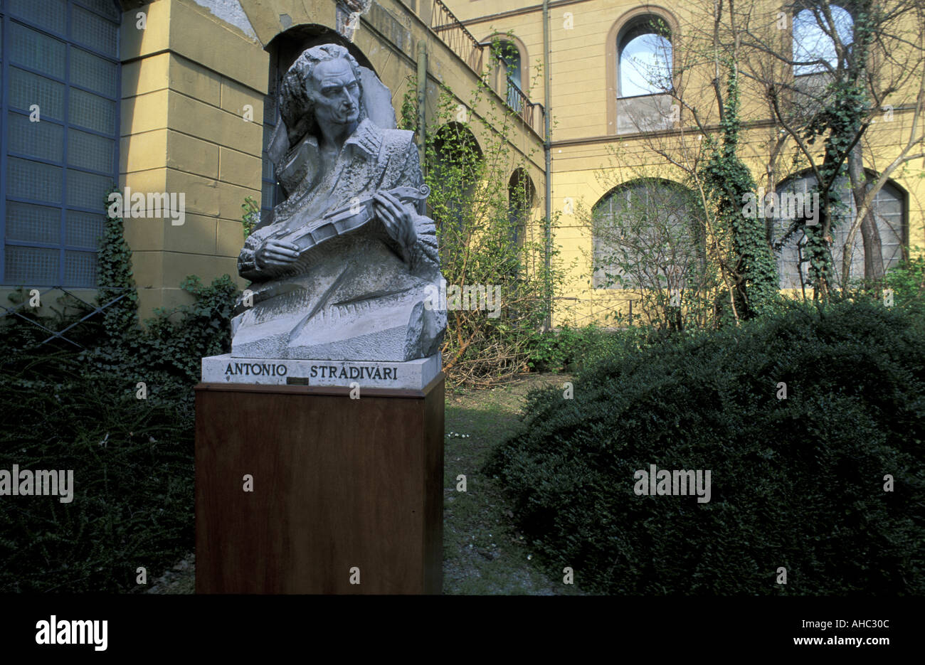 Stradivari statue hi-res stock photography and images - Alamy