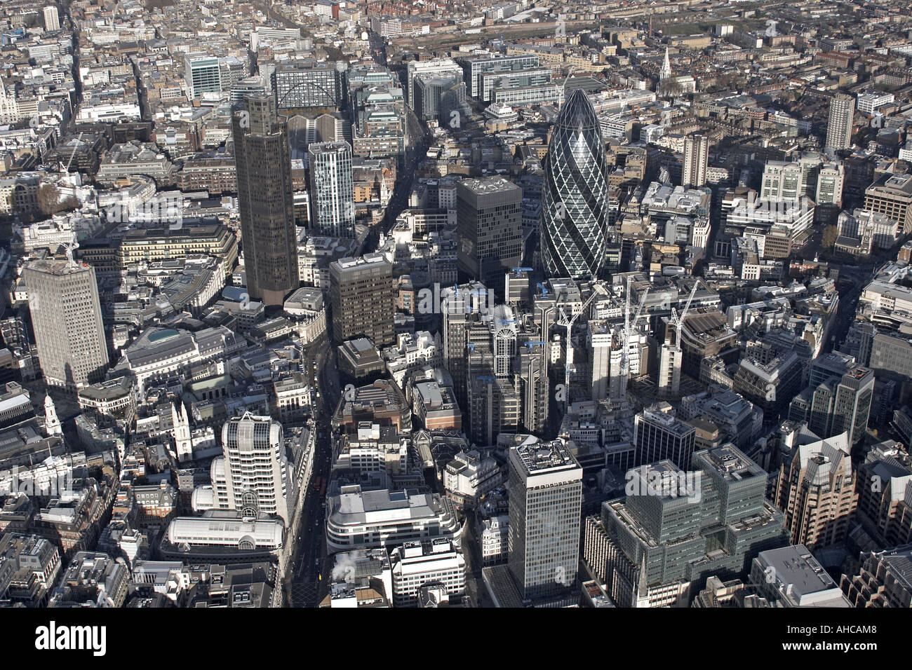 The gherkin building from the ground hi-res stock photography and ...