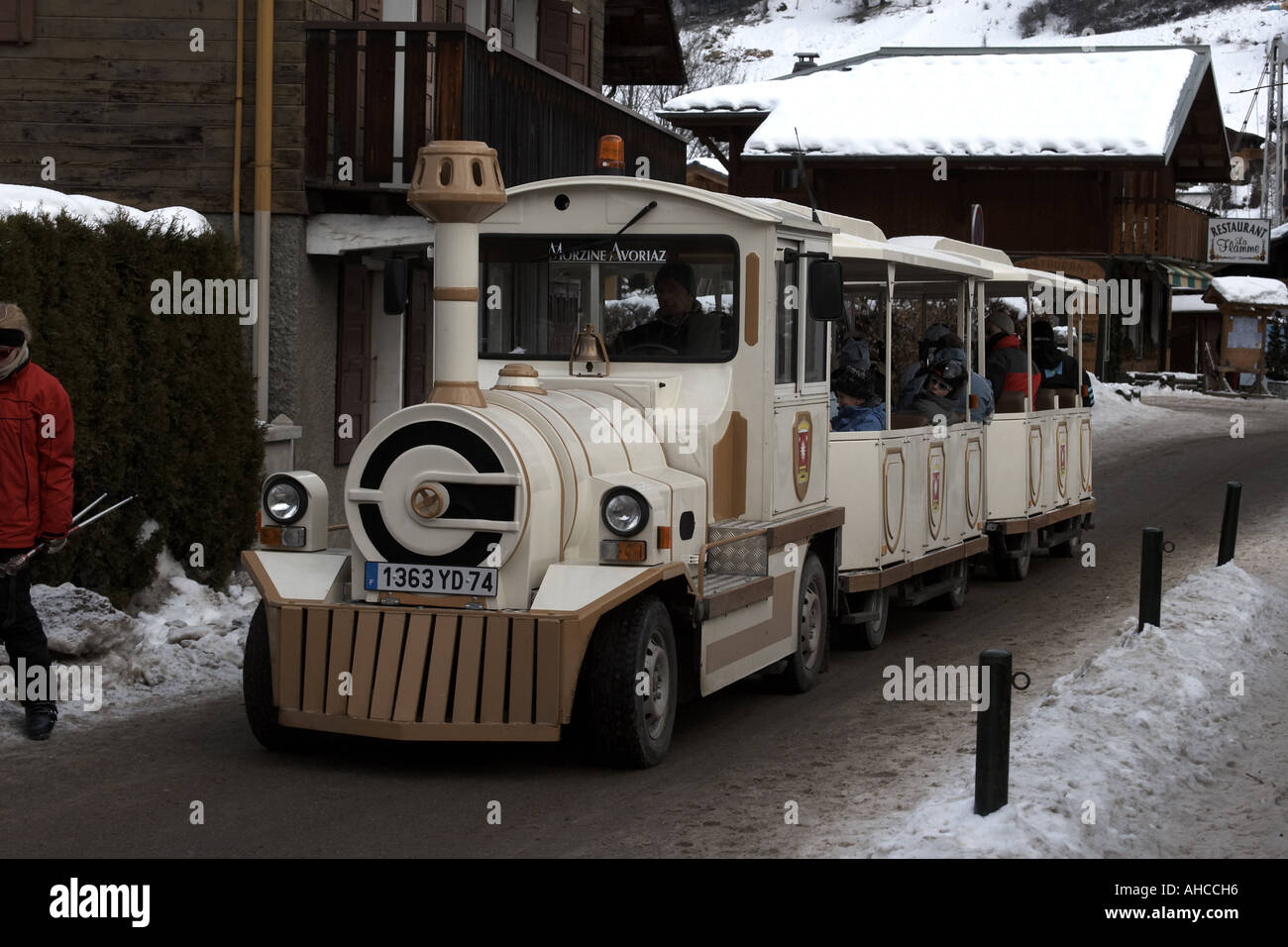 Bus snow france hi-res stock photography and images - Alamy