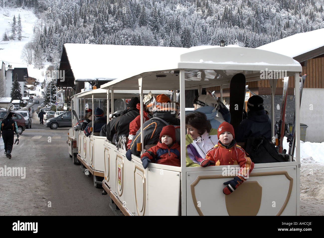 Bus snow france hi-res stock photography and images - Alamy