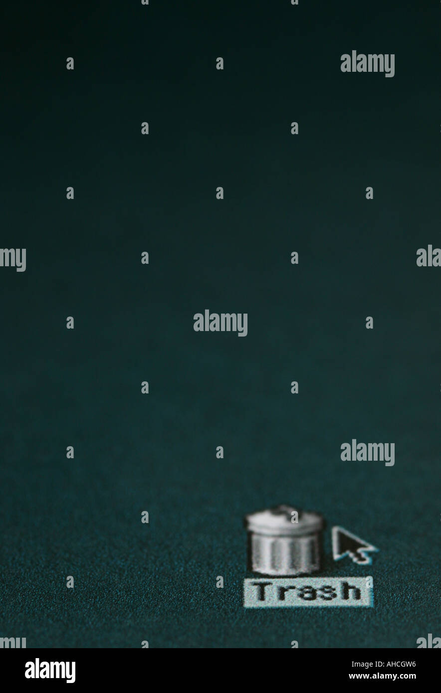 Trash icon on computer desktop hi-res stock photography and images - Alamy