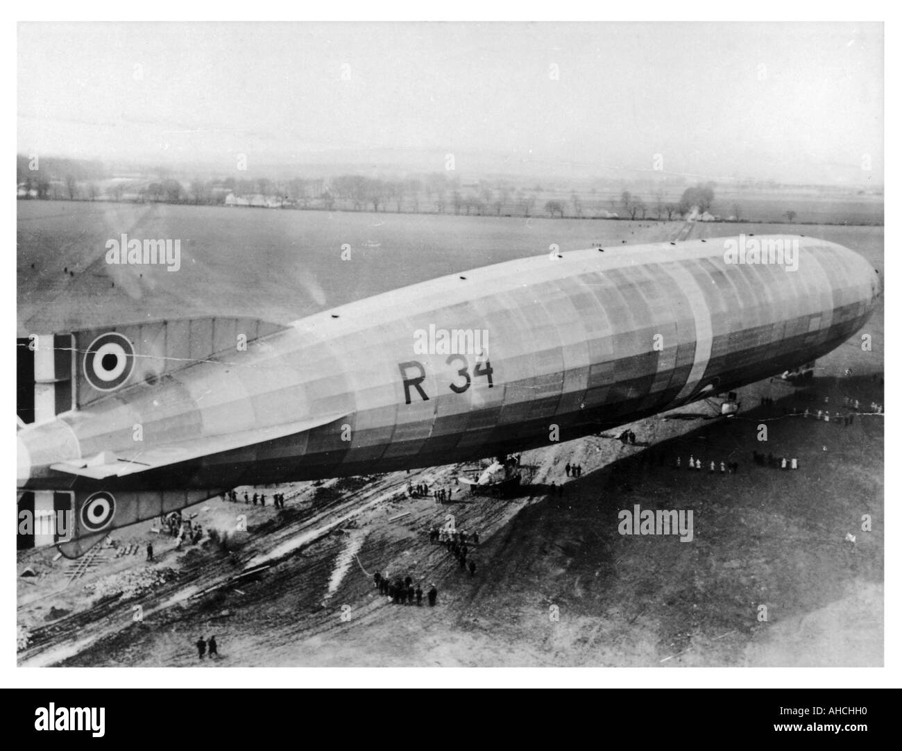 R34 airship hi-res stock photography and images - Alamy