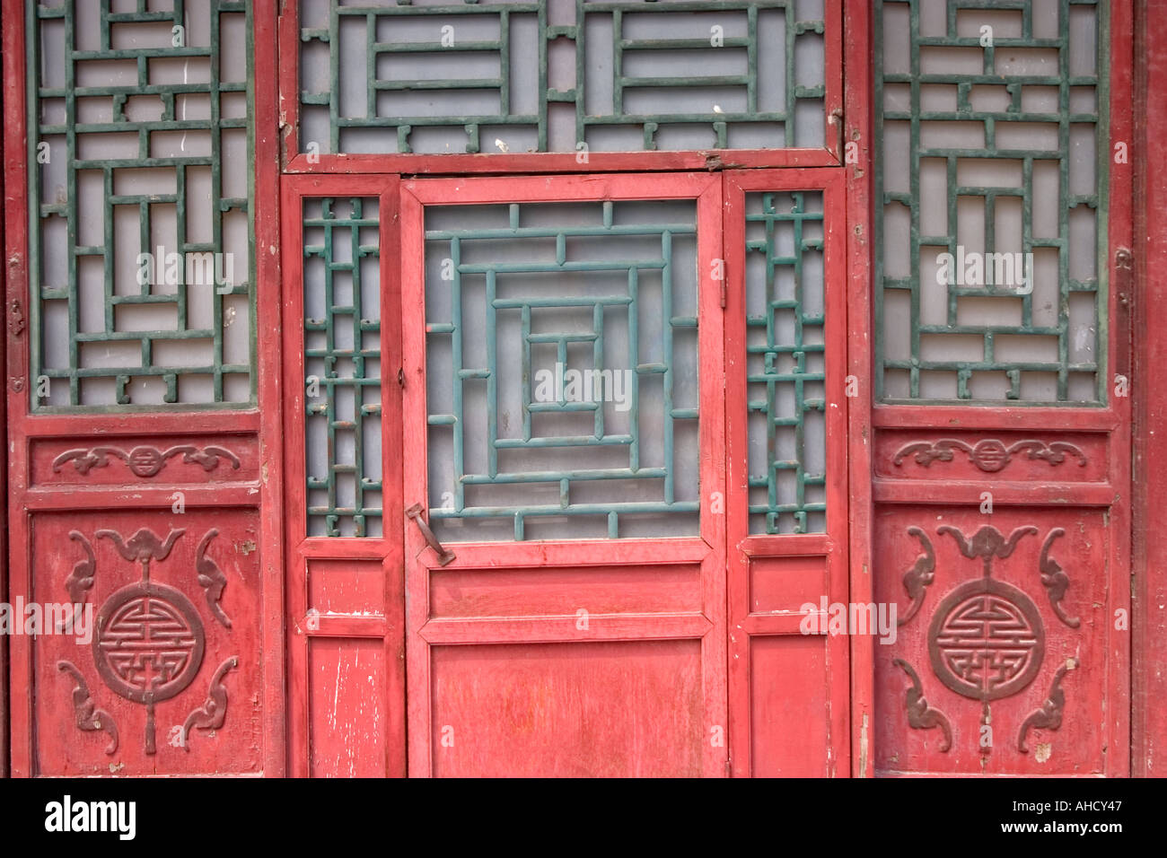 Doorway and door to a traditional Chinese building Stock Photo - Alamy