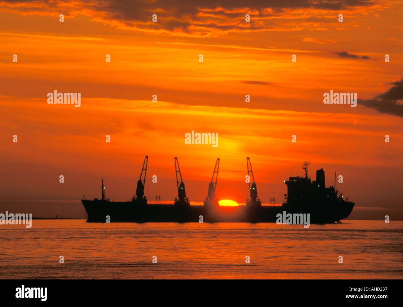 Silhouettes freight ships sunset hi-res stock photography and images ...