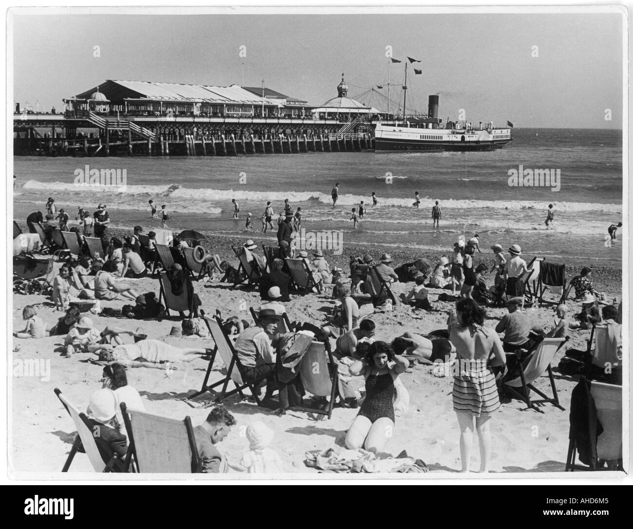1940's britain beach hi-res stock photography and images - Alamy