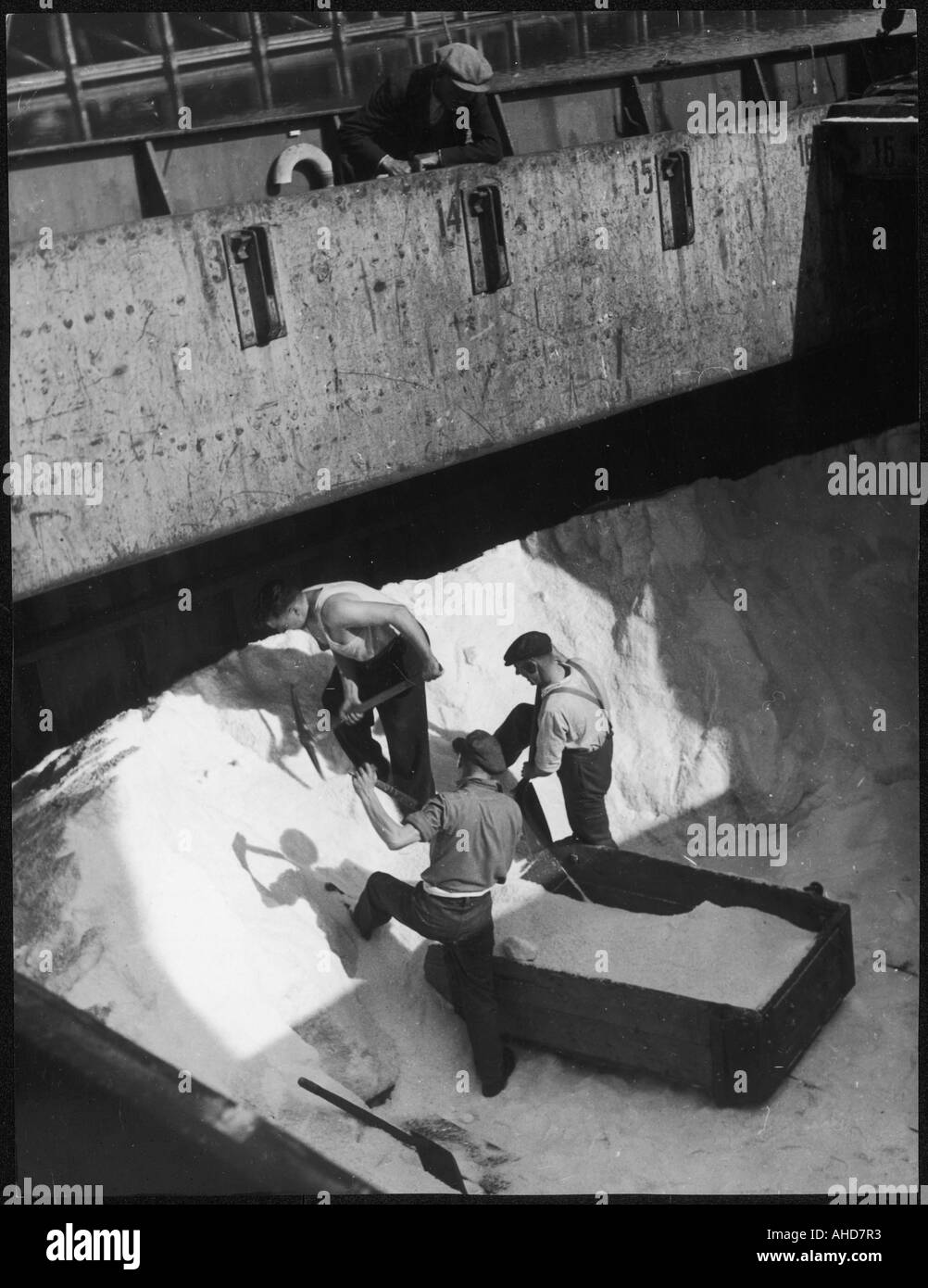 Unloading water hi-res stock photography and images - Alamy