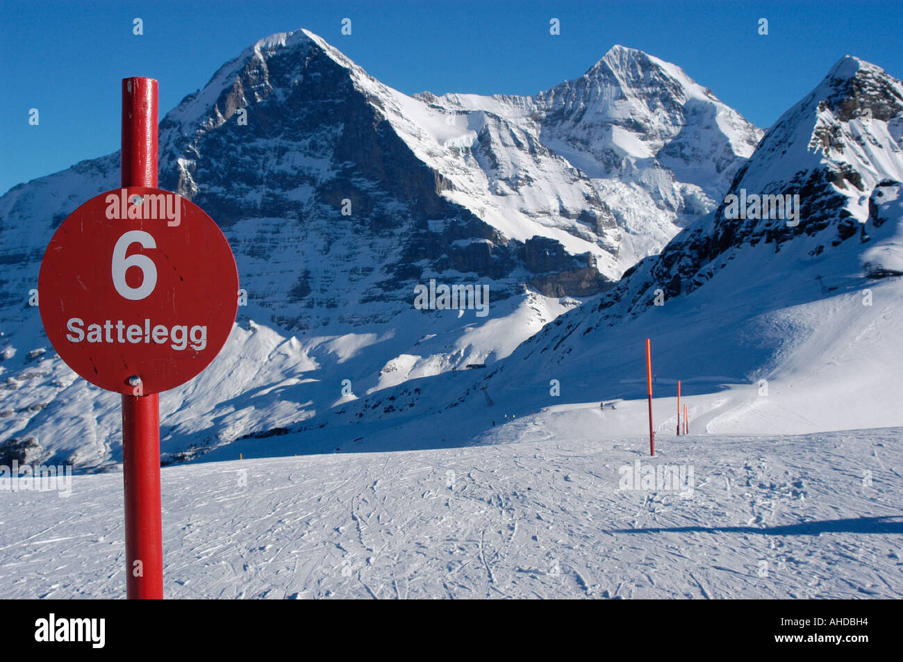 Piste marker sign hi-res stock photography and images - Alamy
