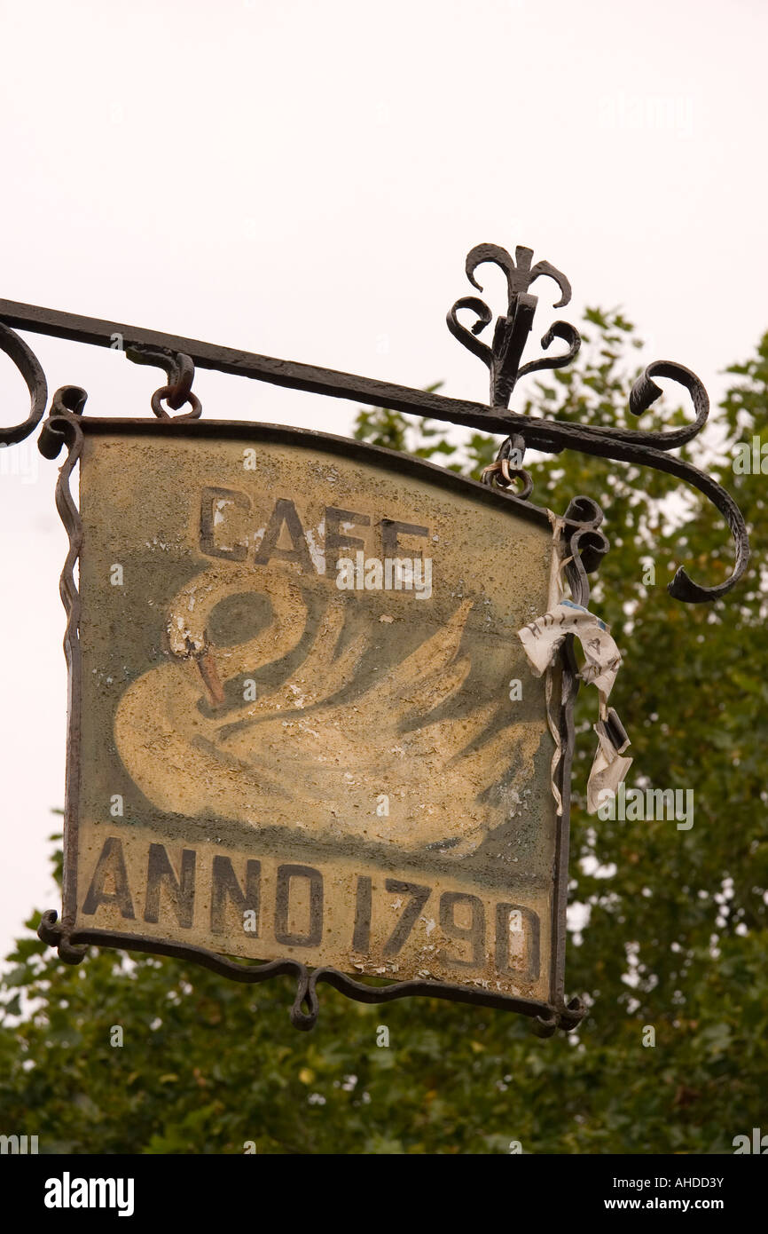 Pub signboard hi-res stock photography and images - Alamy