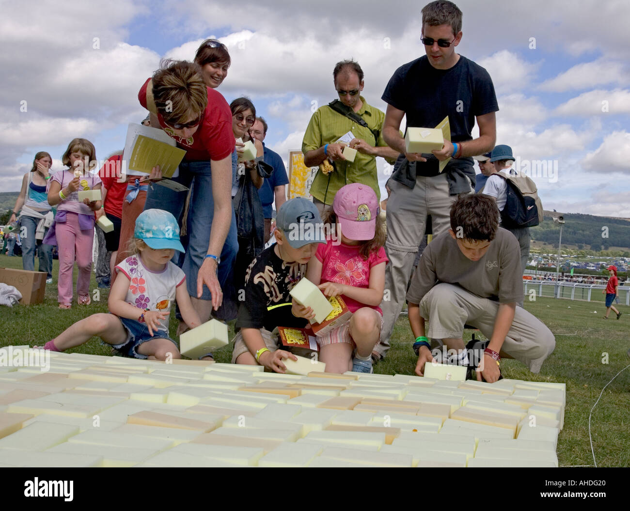 Yellow brick road hi-res stock photography and images - Alamy