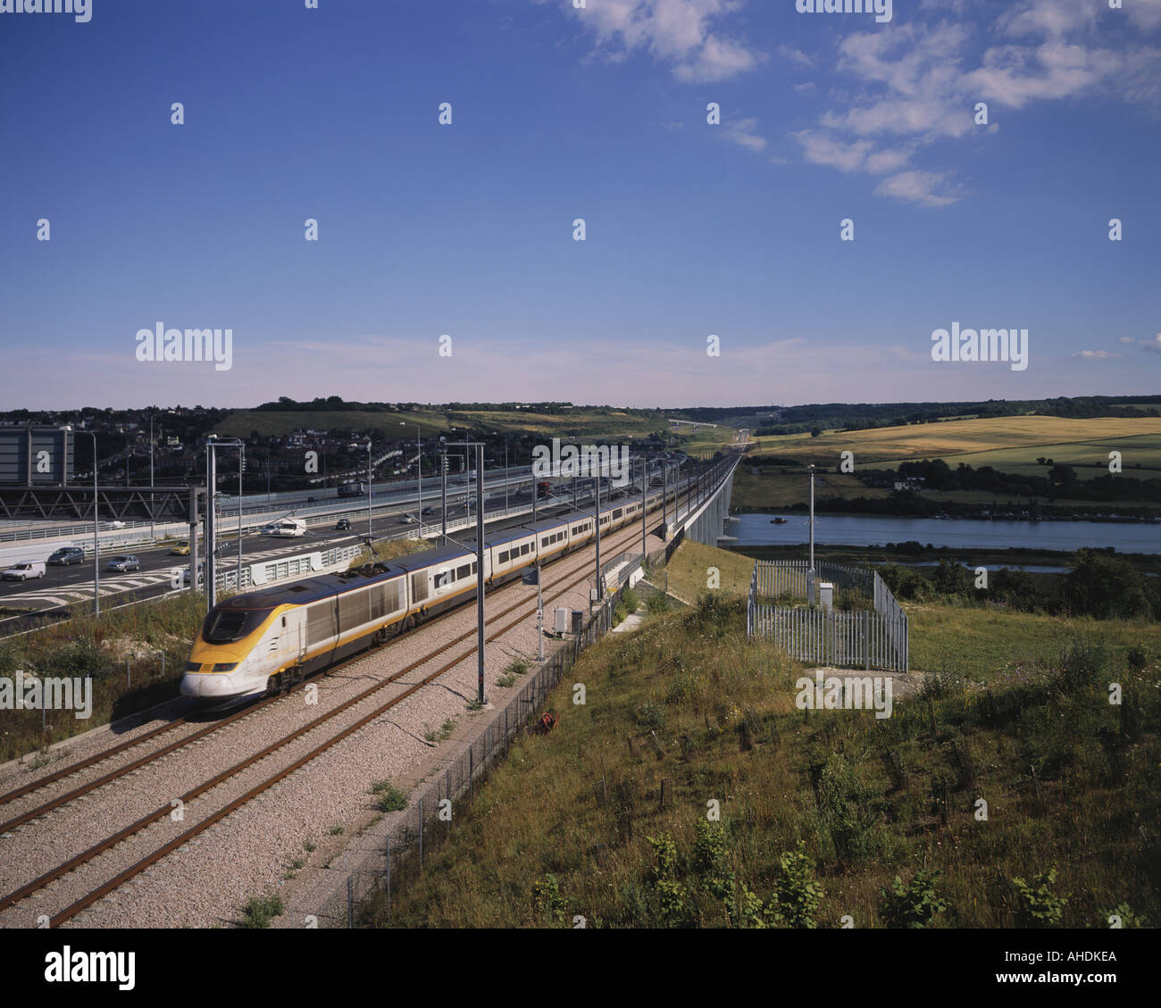 Train crossing viaduct kent hi-res stock photography and images - Alamy
