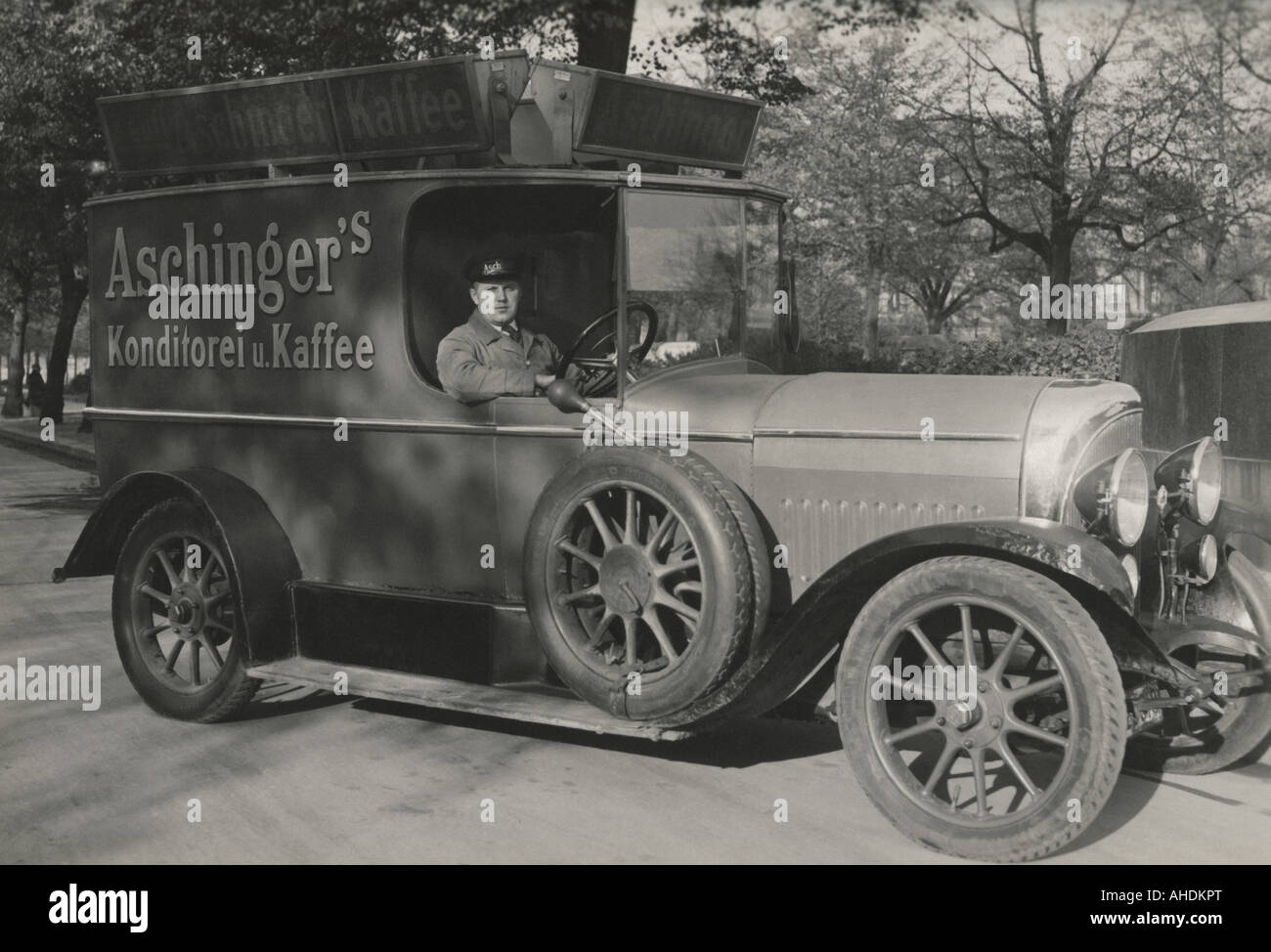 Historic lorries hi-res stock photography and images - Alamy