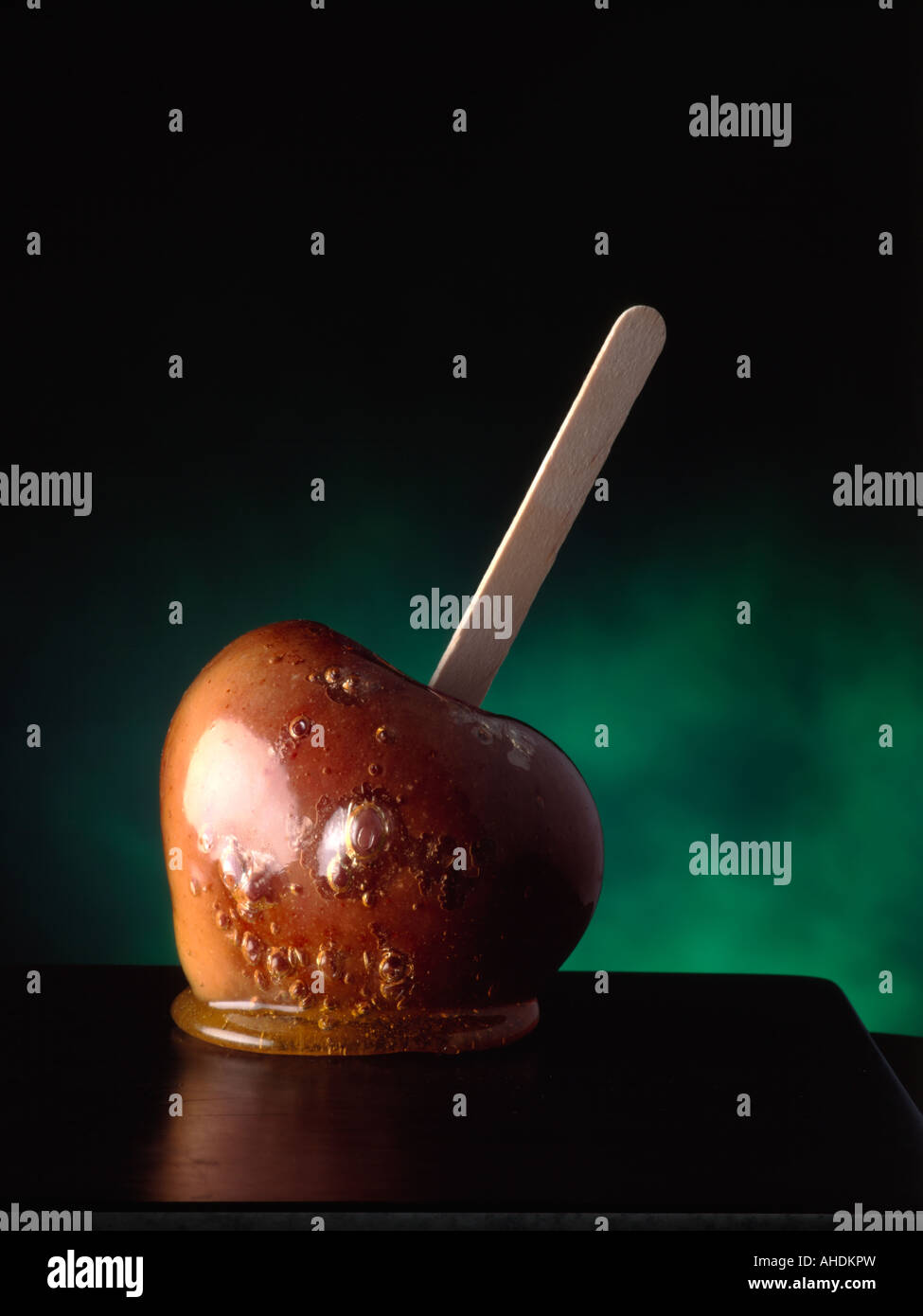 Fairground attraction toffee apple hi-res stock photography and images ...