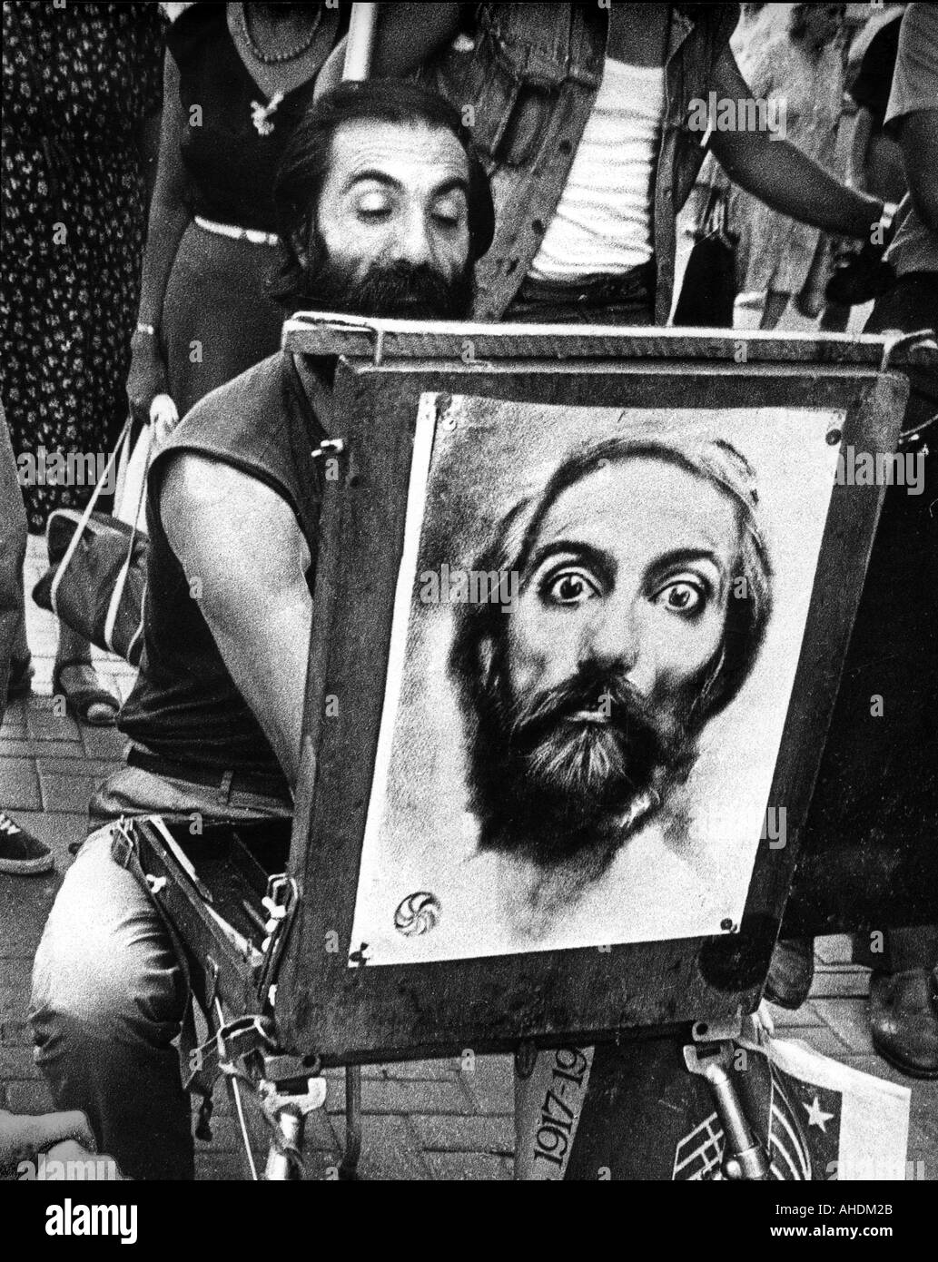 Artist sitting and drawing on Moscow art street Arbat , perestroika ...