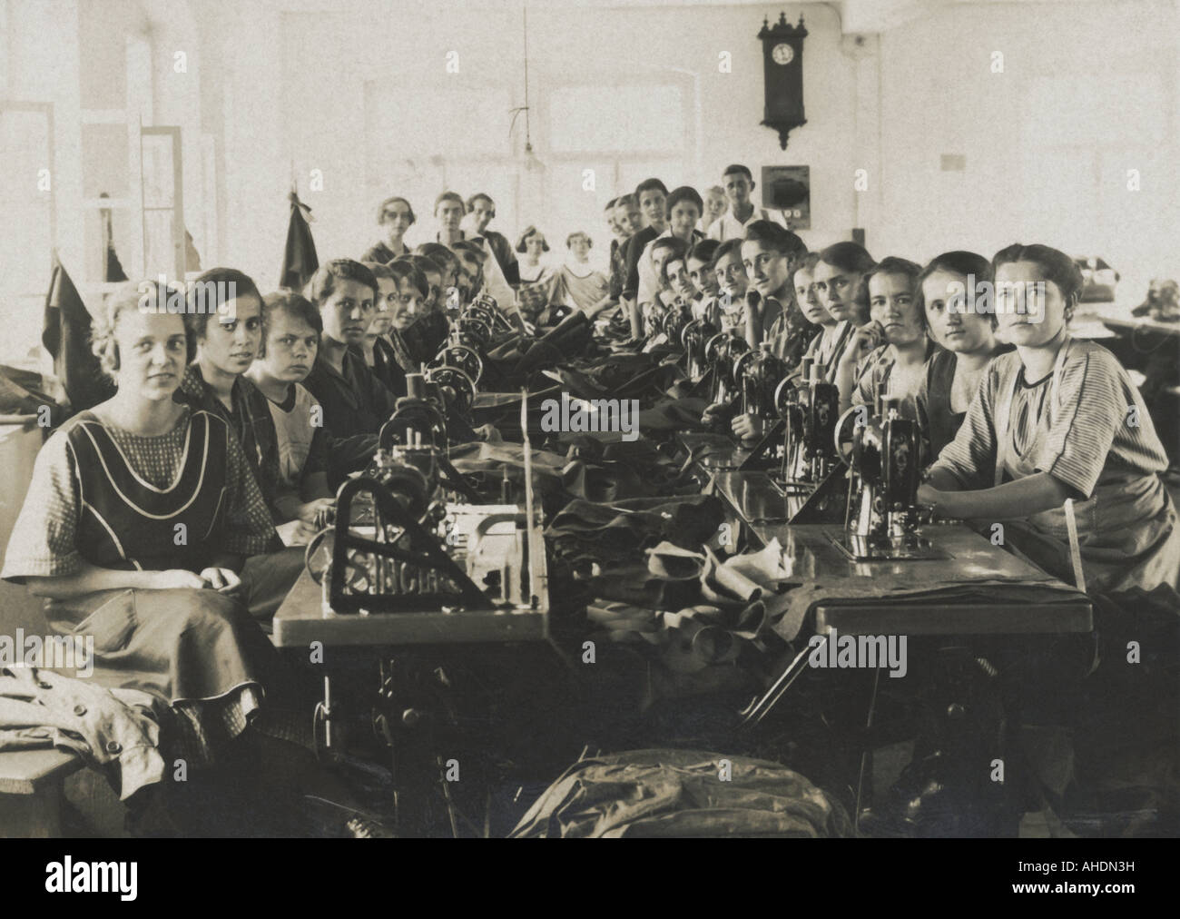Women sewing historic hi-res stock photography and images - Alamy