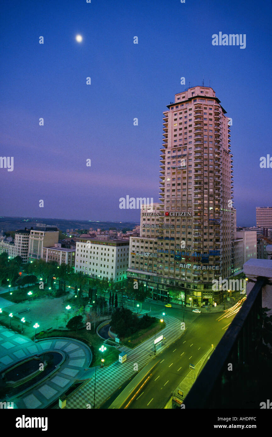 HIGH RISE BUILDING SQUARE AT NIGHT MADRID SPAIN Stock Photo - Alamy