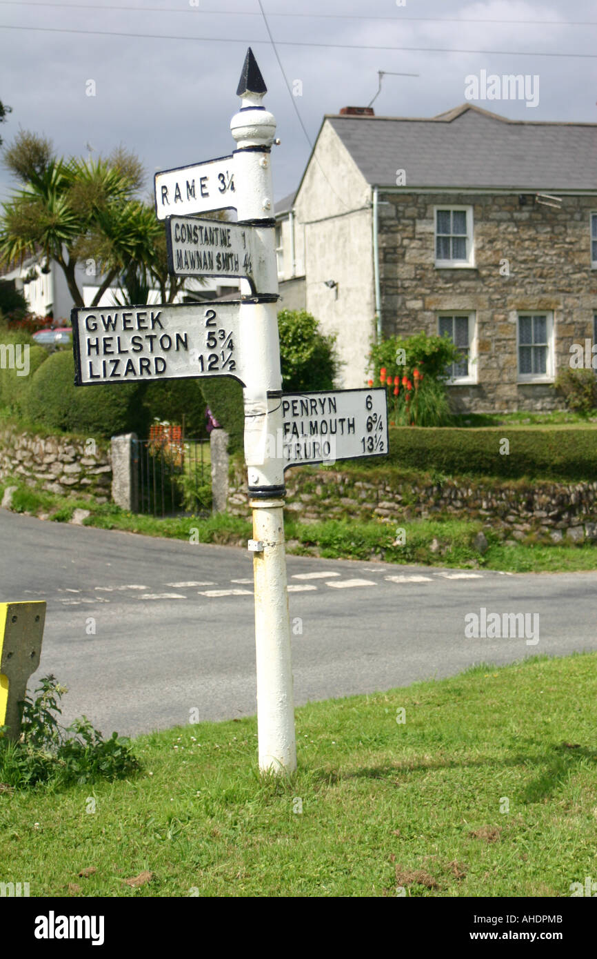 Fingerpost village green hi-res stock photography and images - Alamy