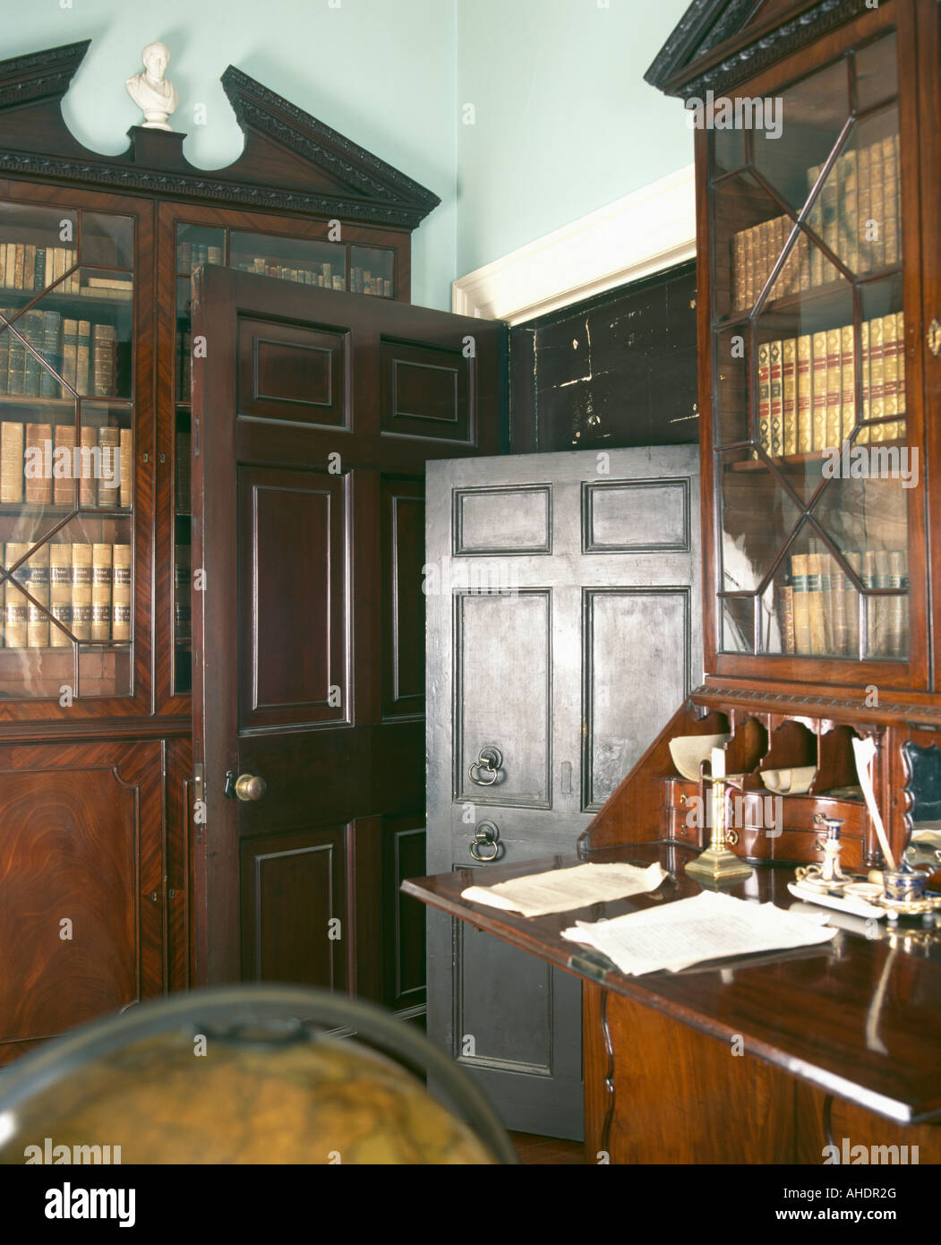 Country house library hi-res stock photography and images - Alamy