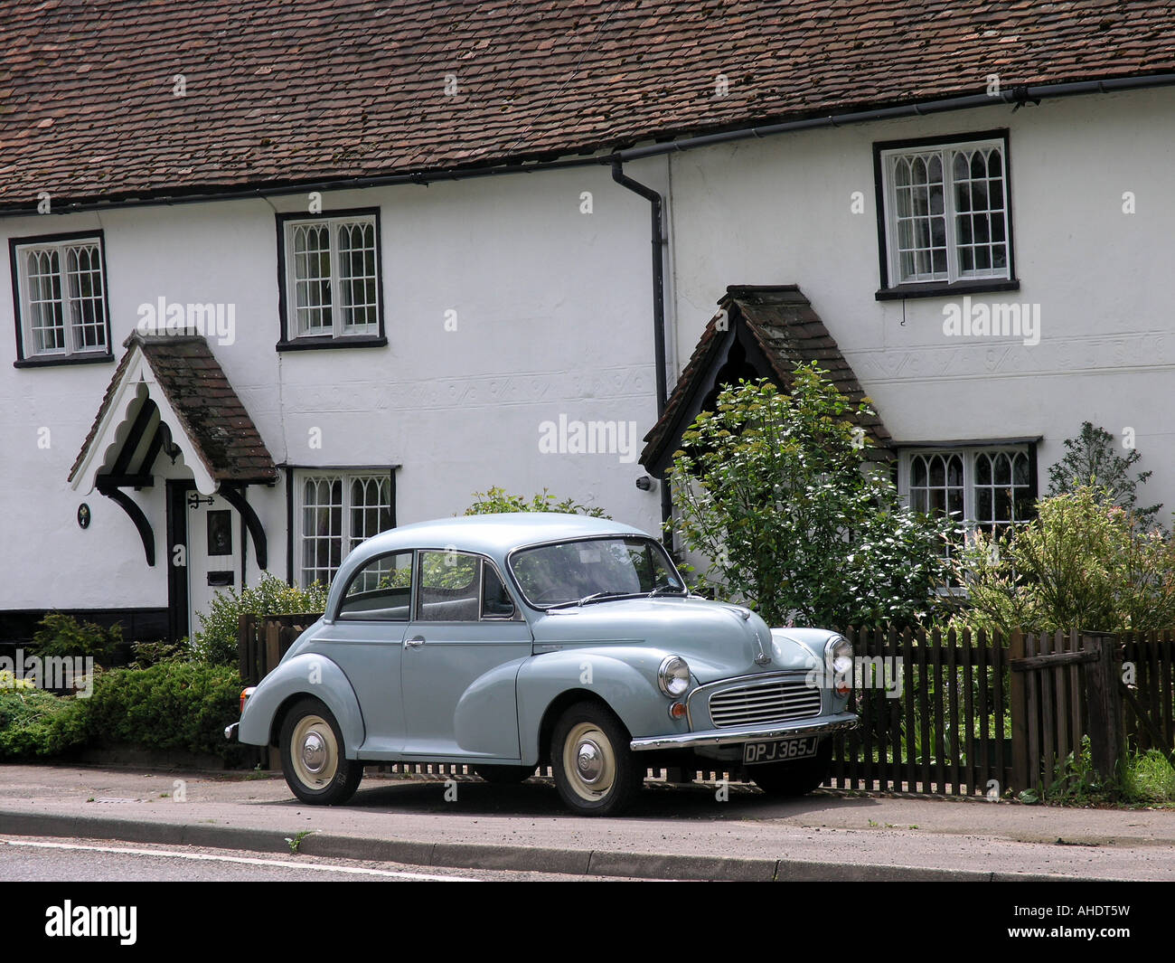 Oldtimer vor historischem Haus Essex UK Nostalgic car in front of ...