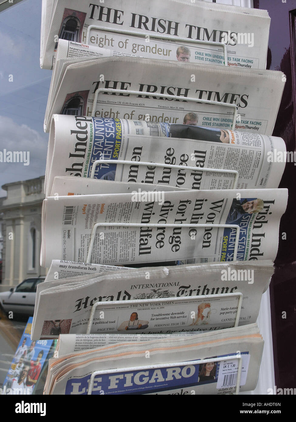 Zeitung lesen uk hi-res stock photography and images - Alamy