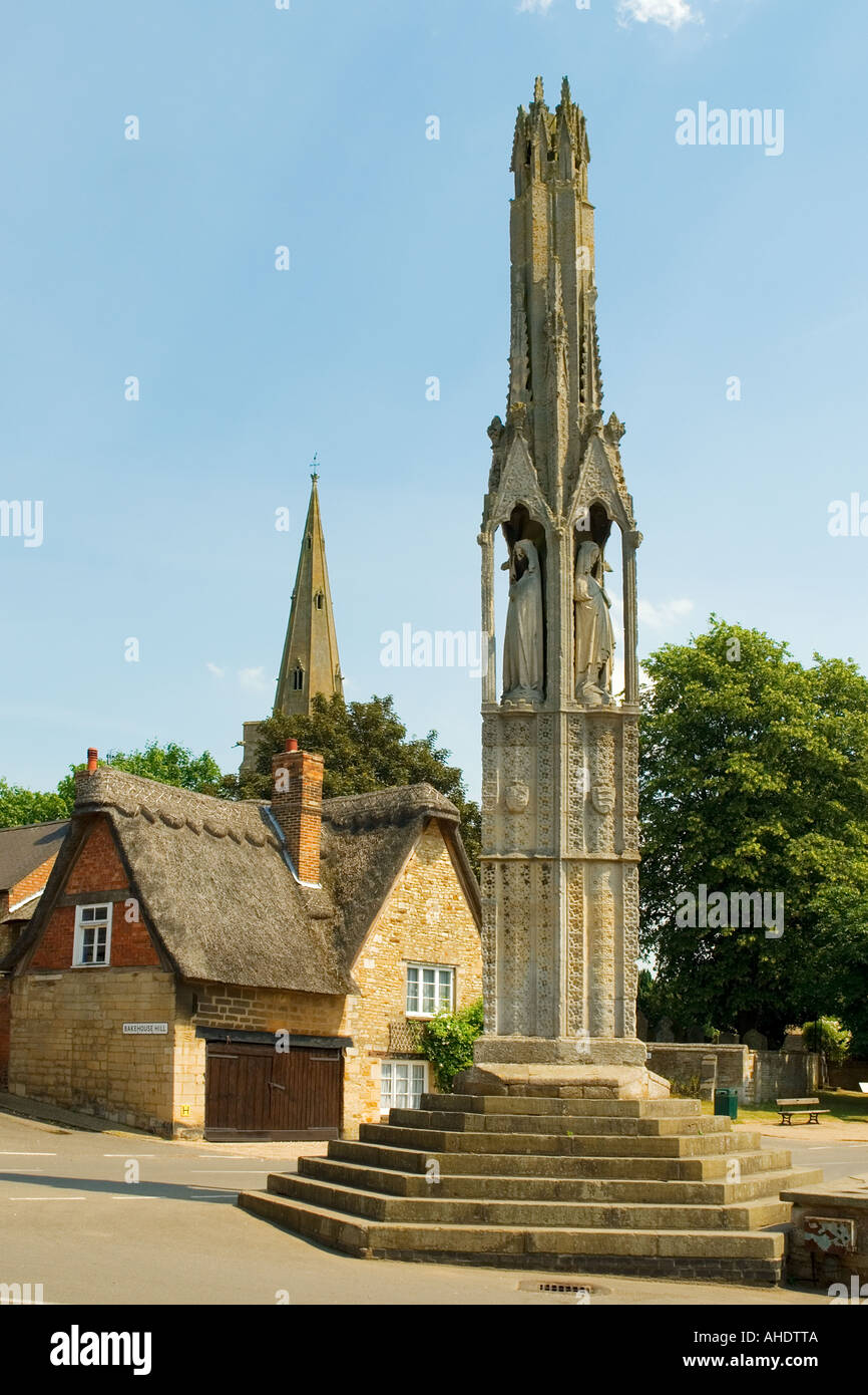 Village square with Queen Eleanors Cross Geddington Northamptonshire ...
