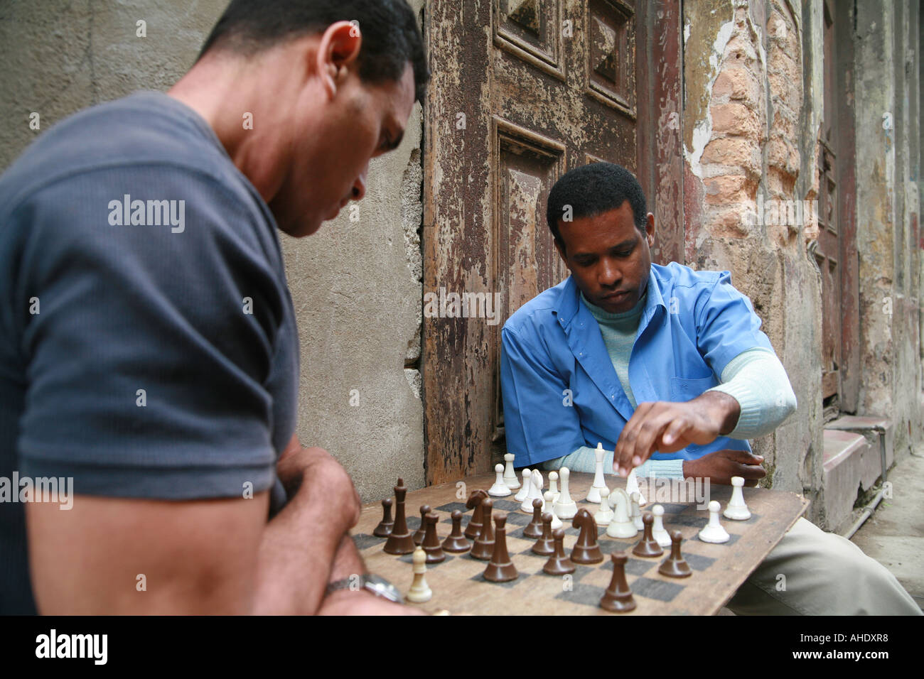 La Habana Cuba two men playing chess in the streets Stock Photo - Alamy