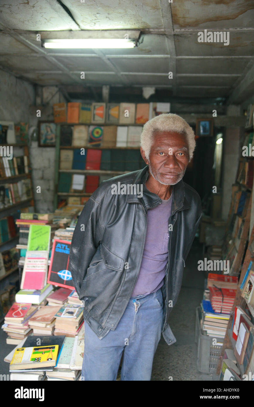 Bookseller male hi-res stock photography and images - Alamy