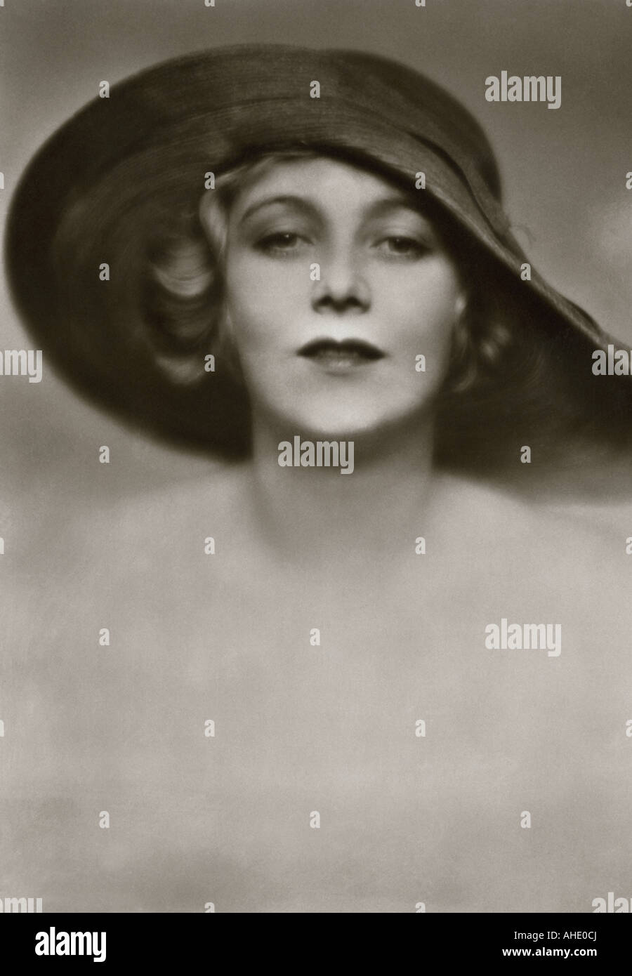 Woman 1920s hi-res stock photography and images - Alamy