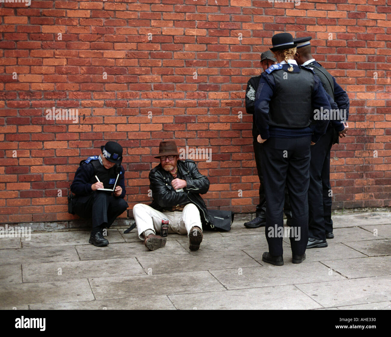 Homeless man police officer hi-res stock photography and images - Alamy