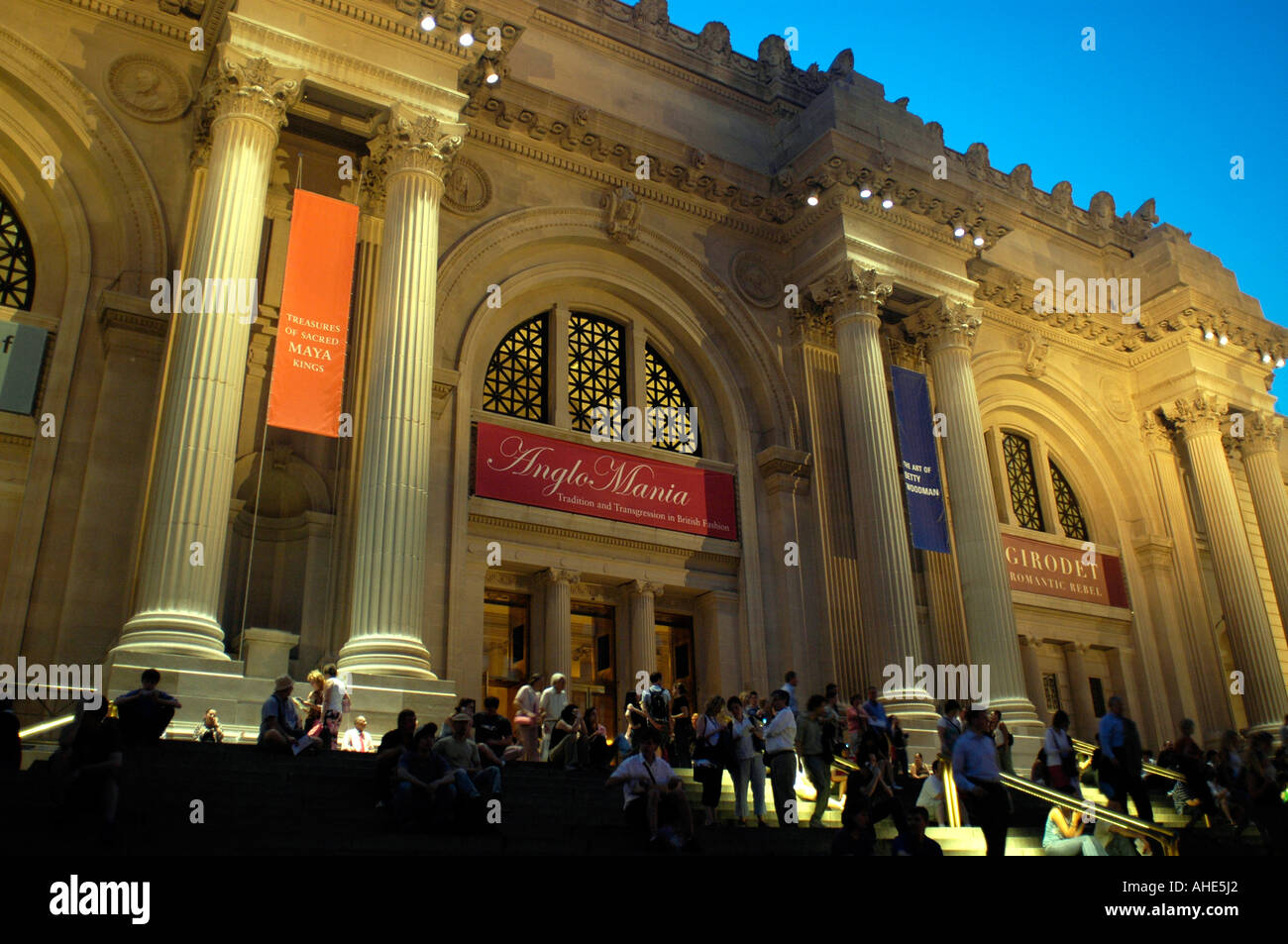 Metropolitan Museum of Art on Fifth Avenue Stock Photo - Alamy